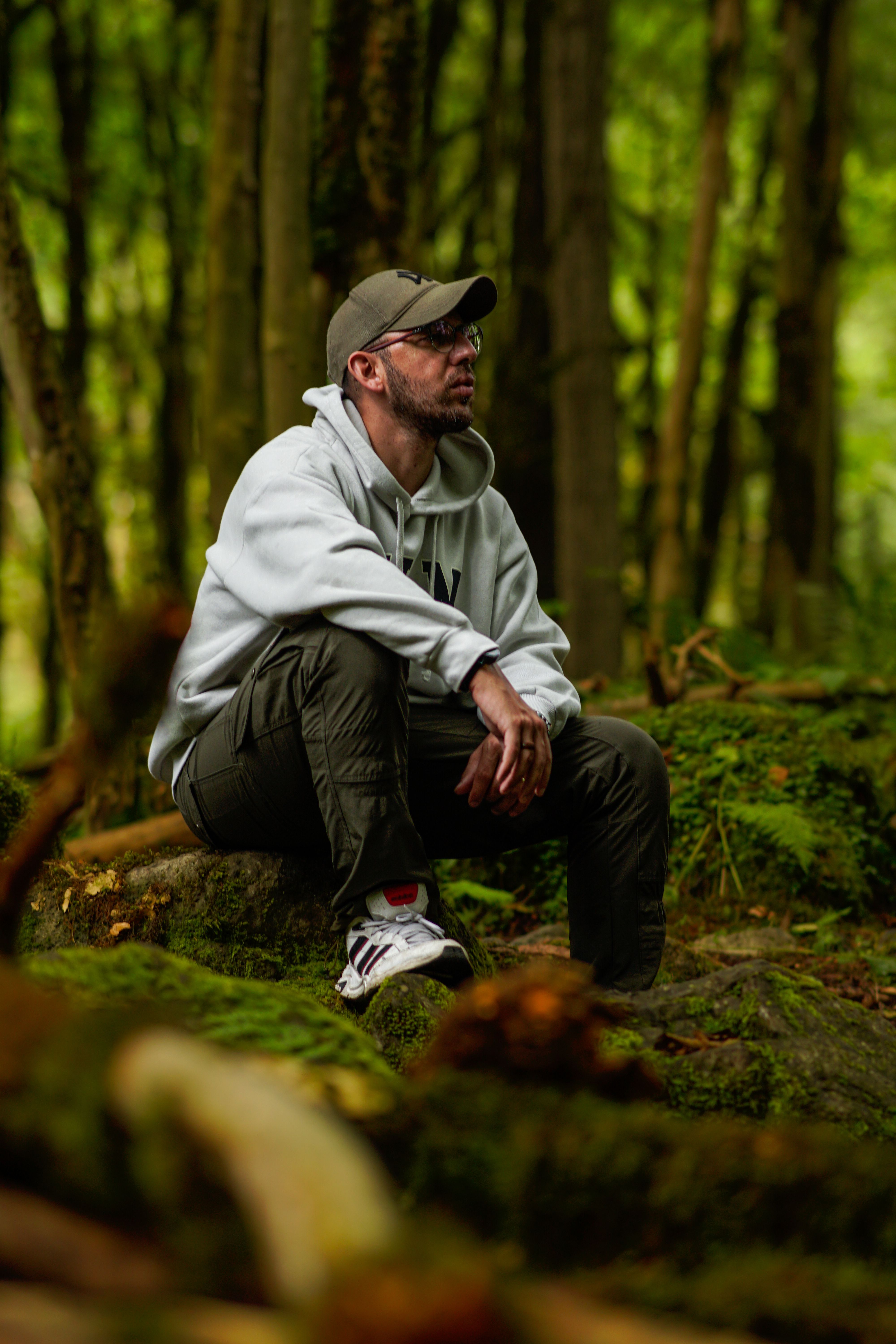 Hombre Contemplativo En Un Entorno De Bosque Frondoso · Foto de stock ...