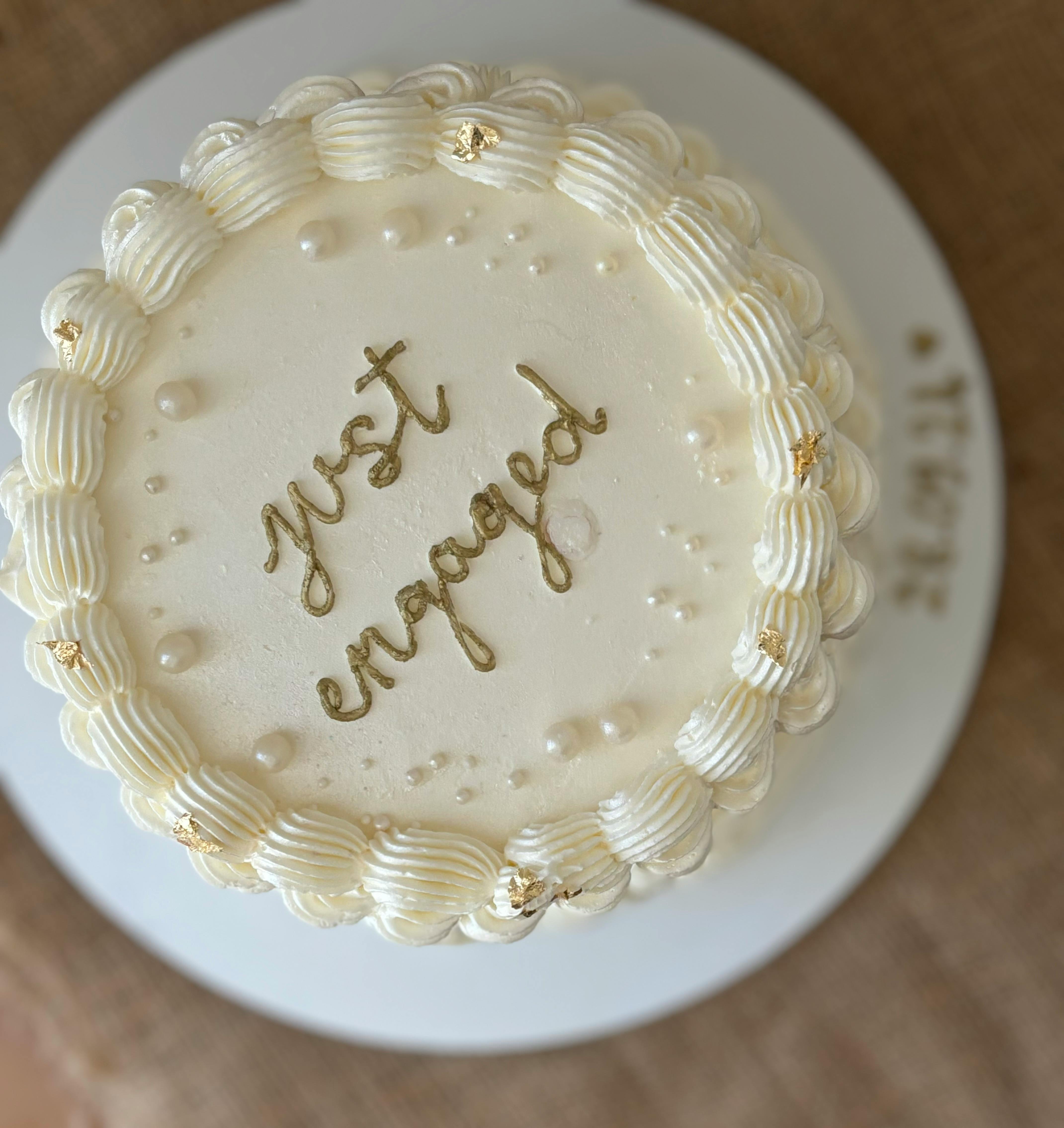 Gâteau De Fiançailles élégant Avec Des Accents Dorés · Photo gratuite