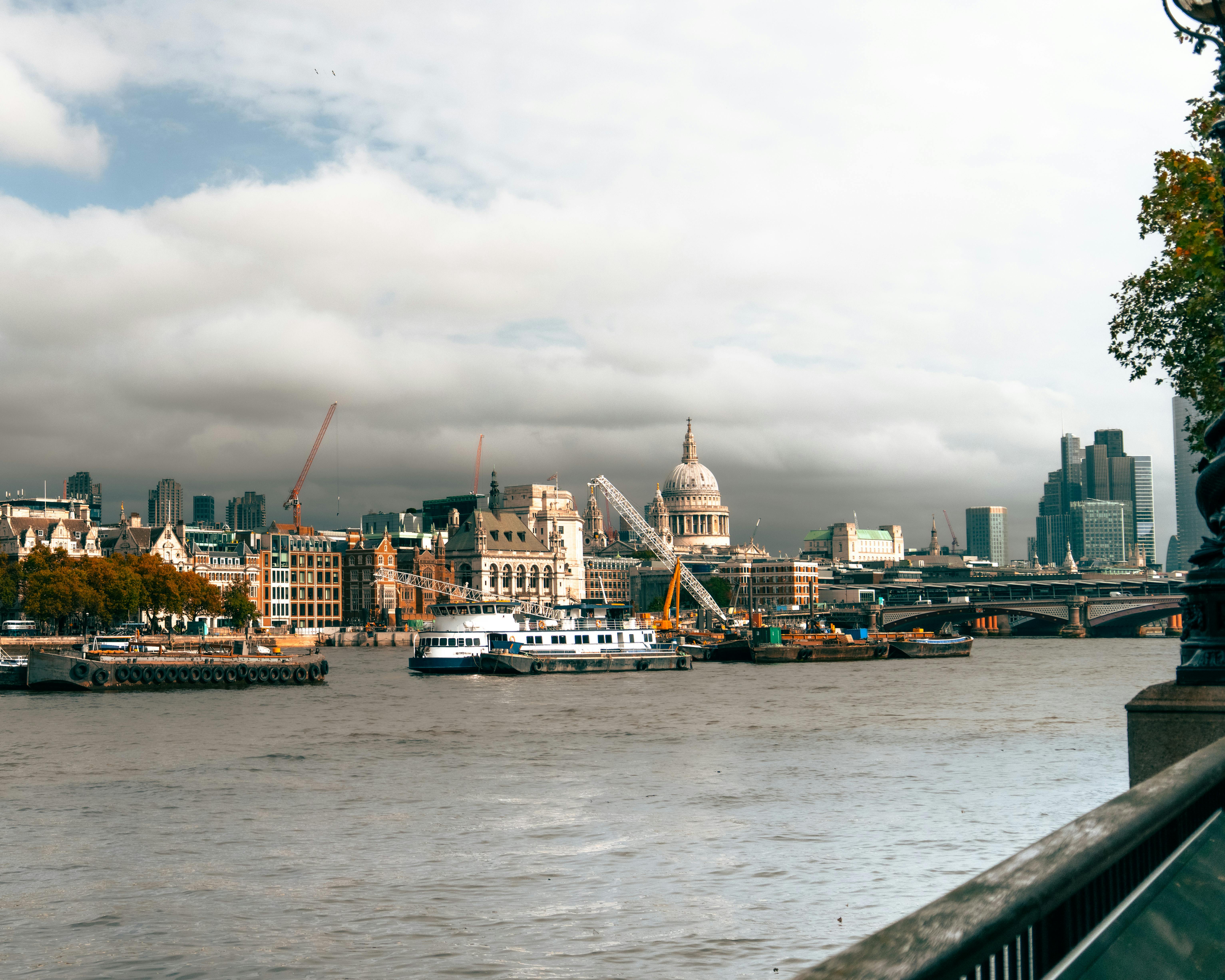 Scenic View of River Thames and St. Paul's Cathedral · Free Stock Photo