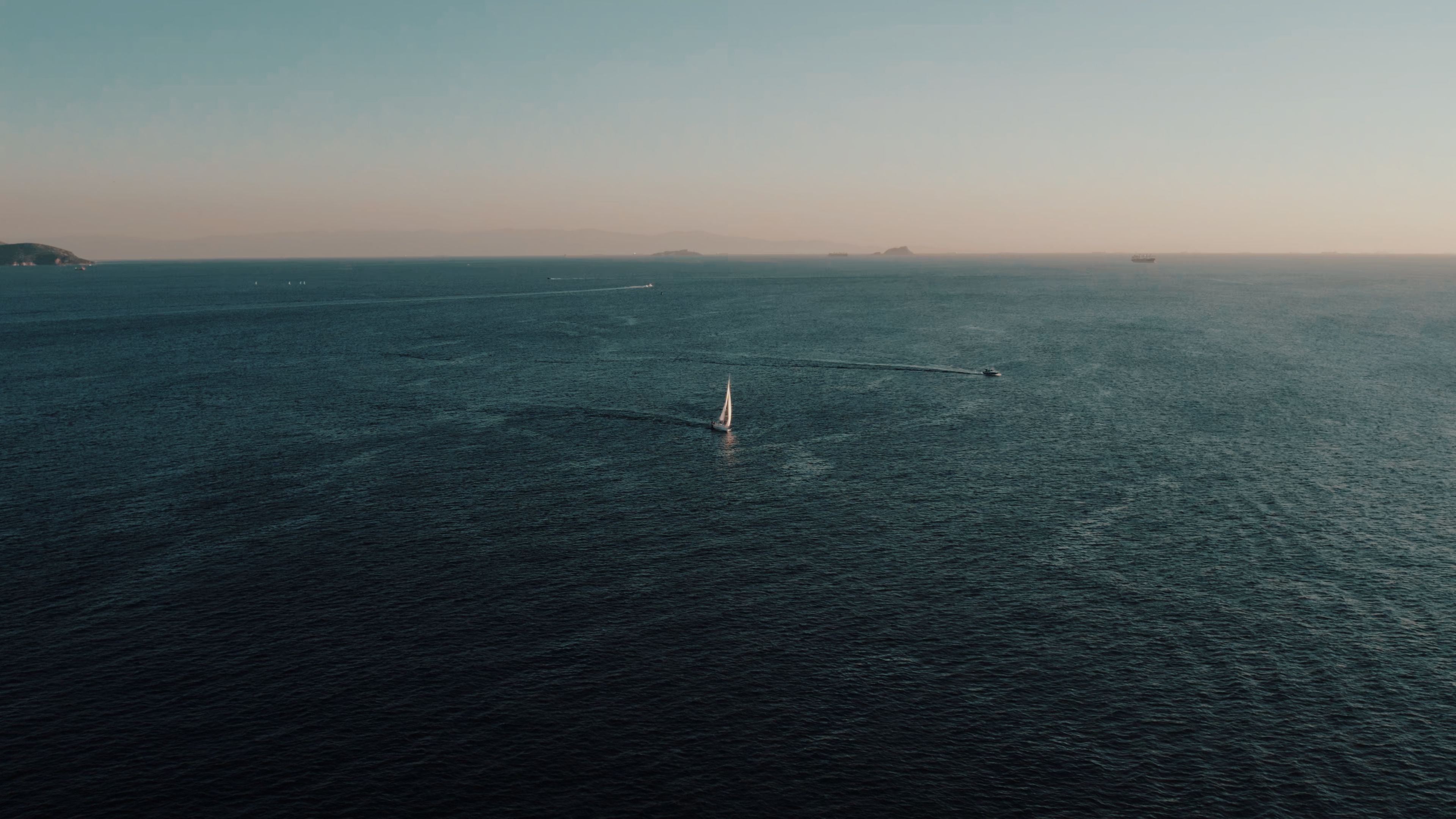 Vista Aérea De Un Velero En El Mar De Mármara Al Atardecer De Verano ...
