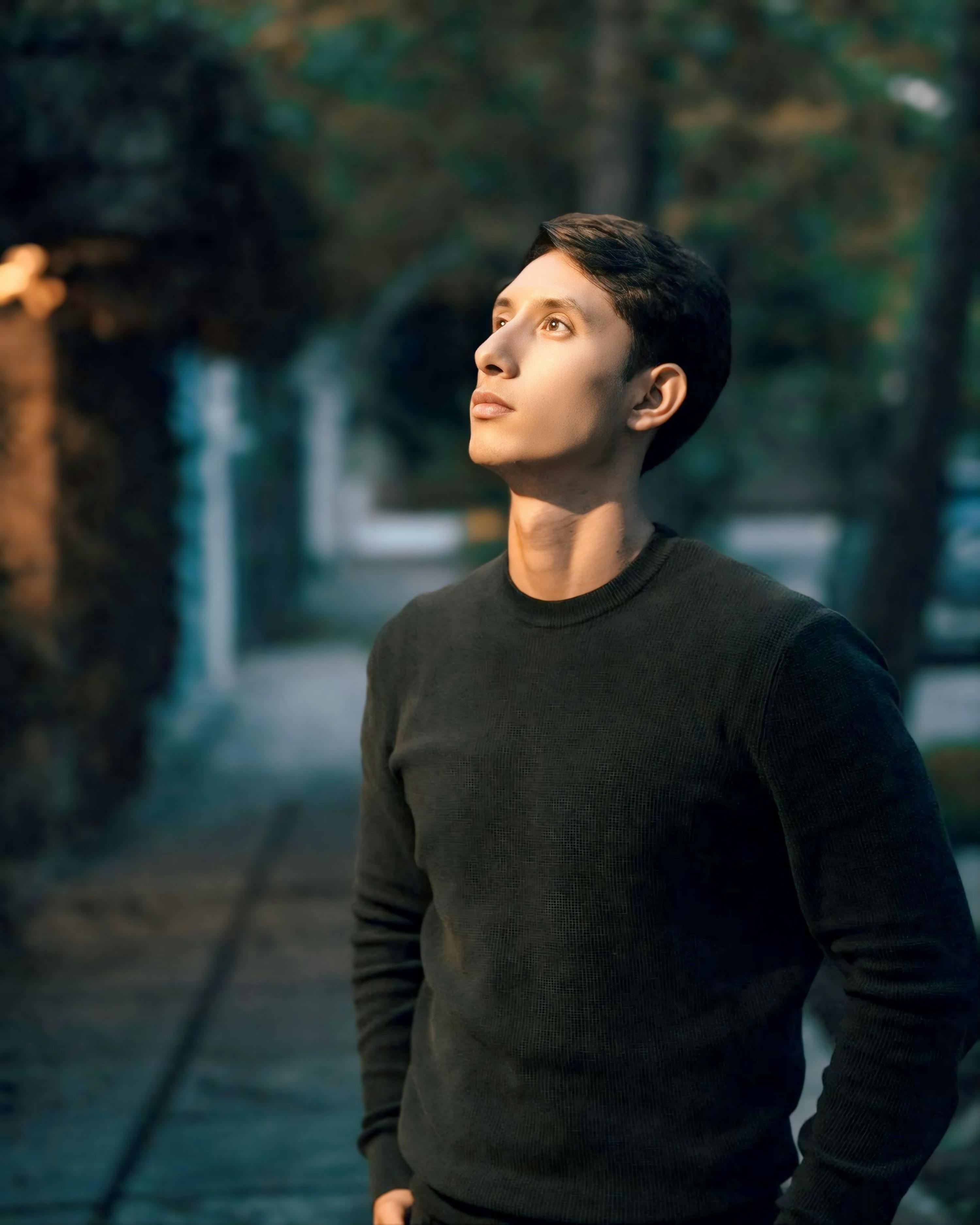 Man Looking Upwards Photos, Download The BEST Free Man Looking Upwards ...