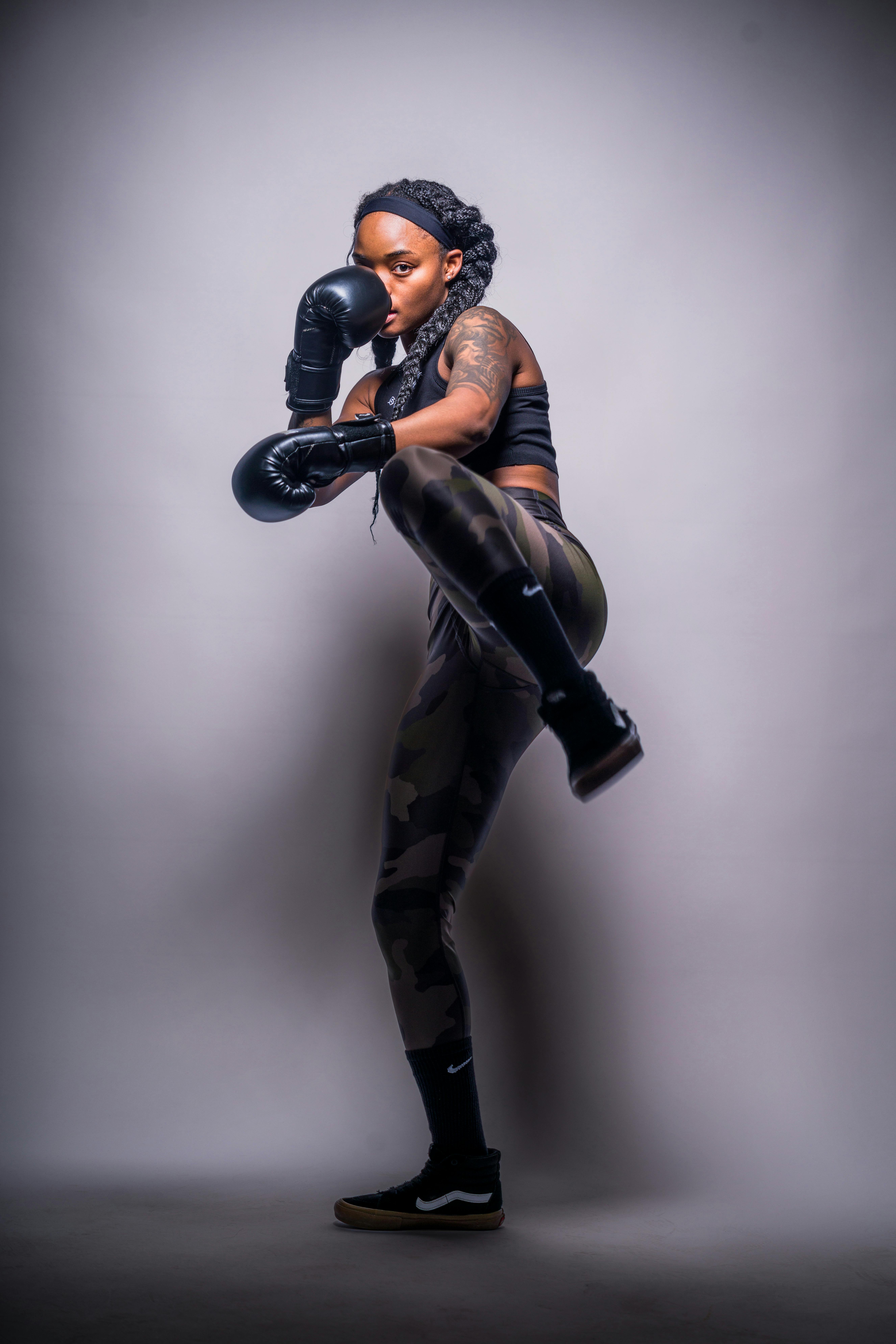 Boxeadora Confiante Em Pose Atlética · Foto profissional gratuita