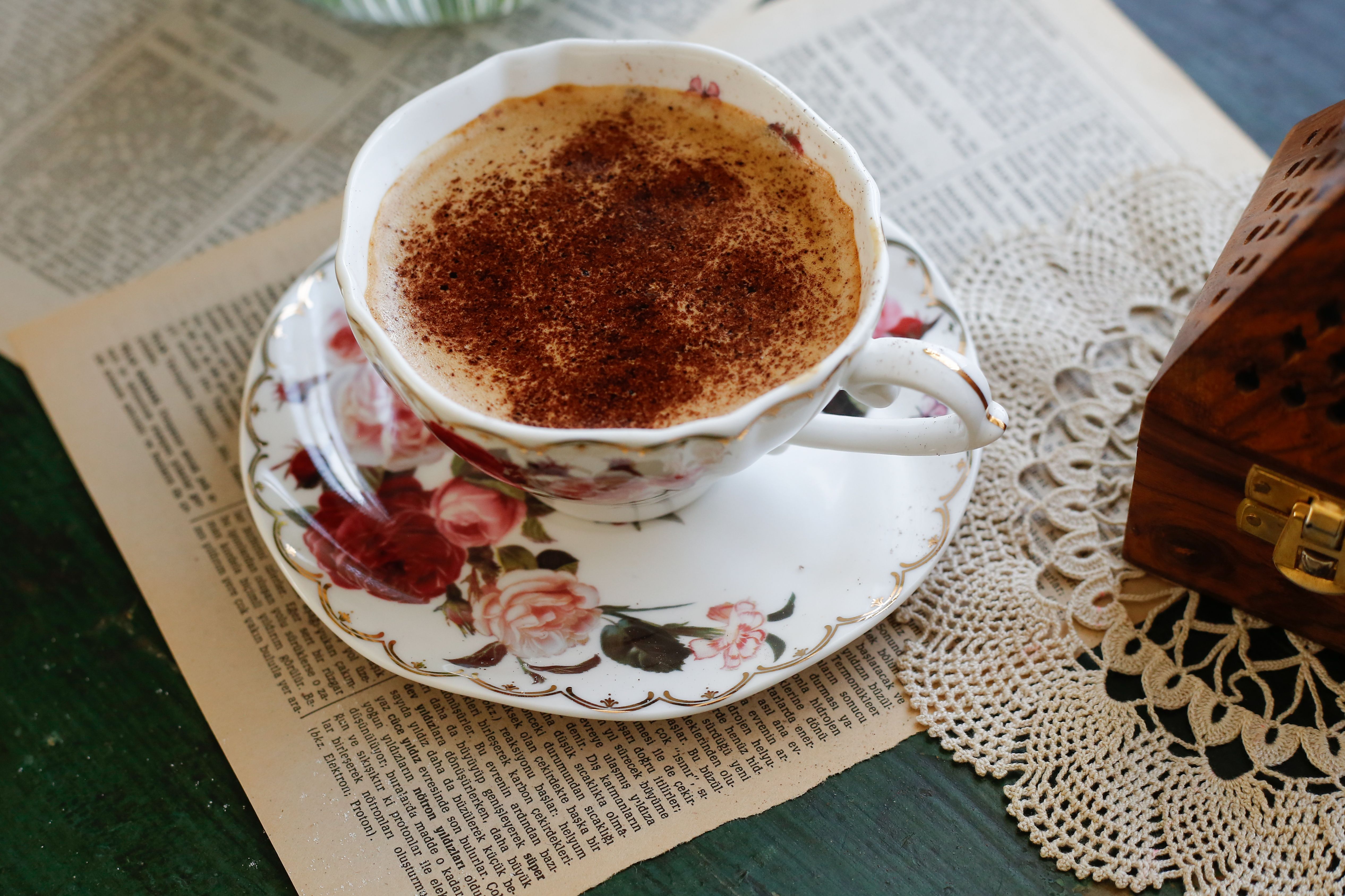 Vintage Radio and Tea Set in Outdoor Picnic Scene · Free Stock Photo