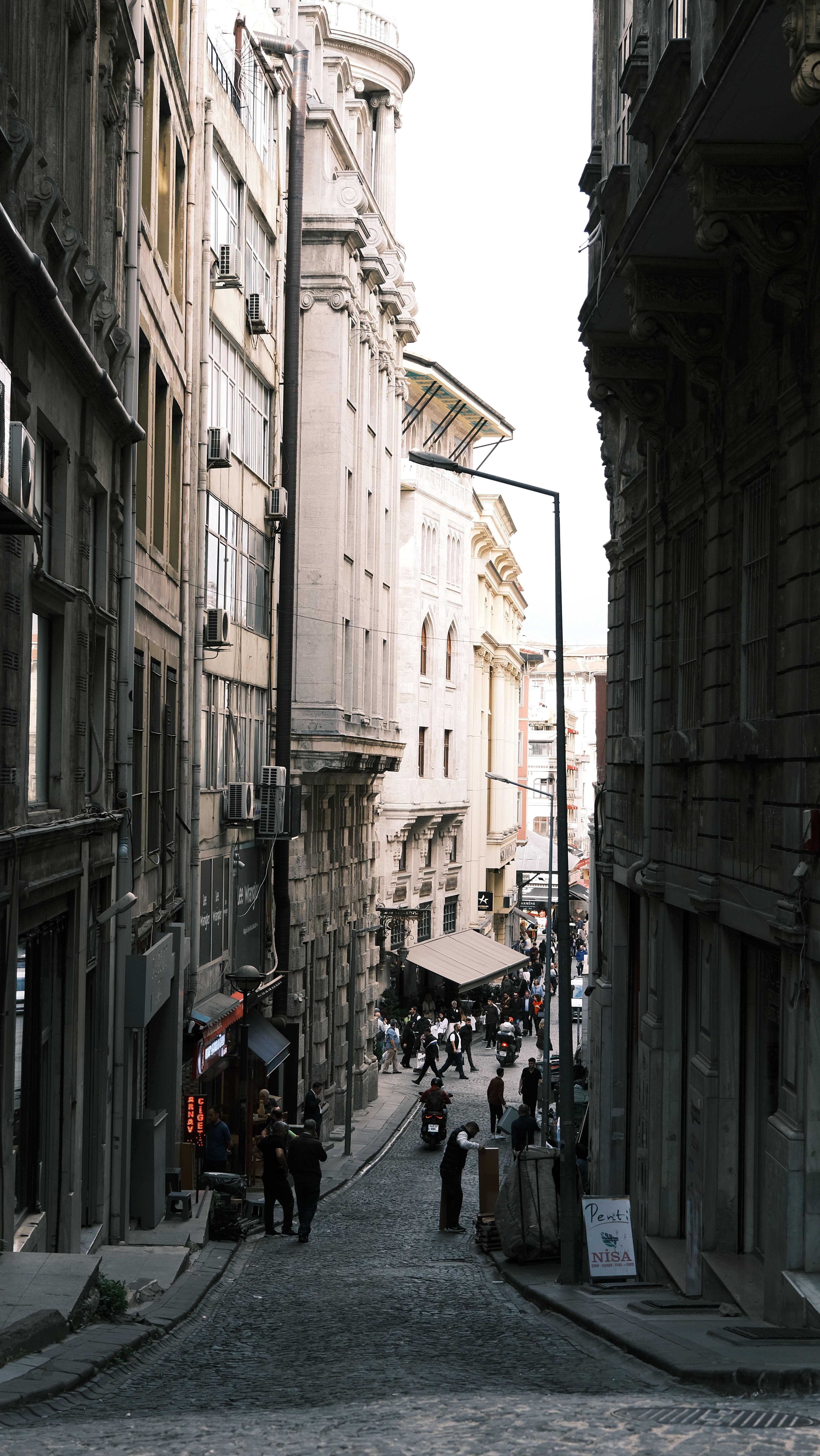 Charming Urban Street Scene with Historic Architecture · Free Stock Photo