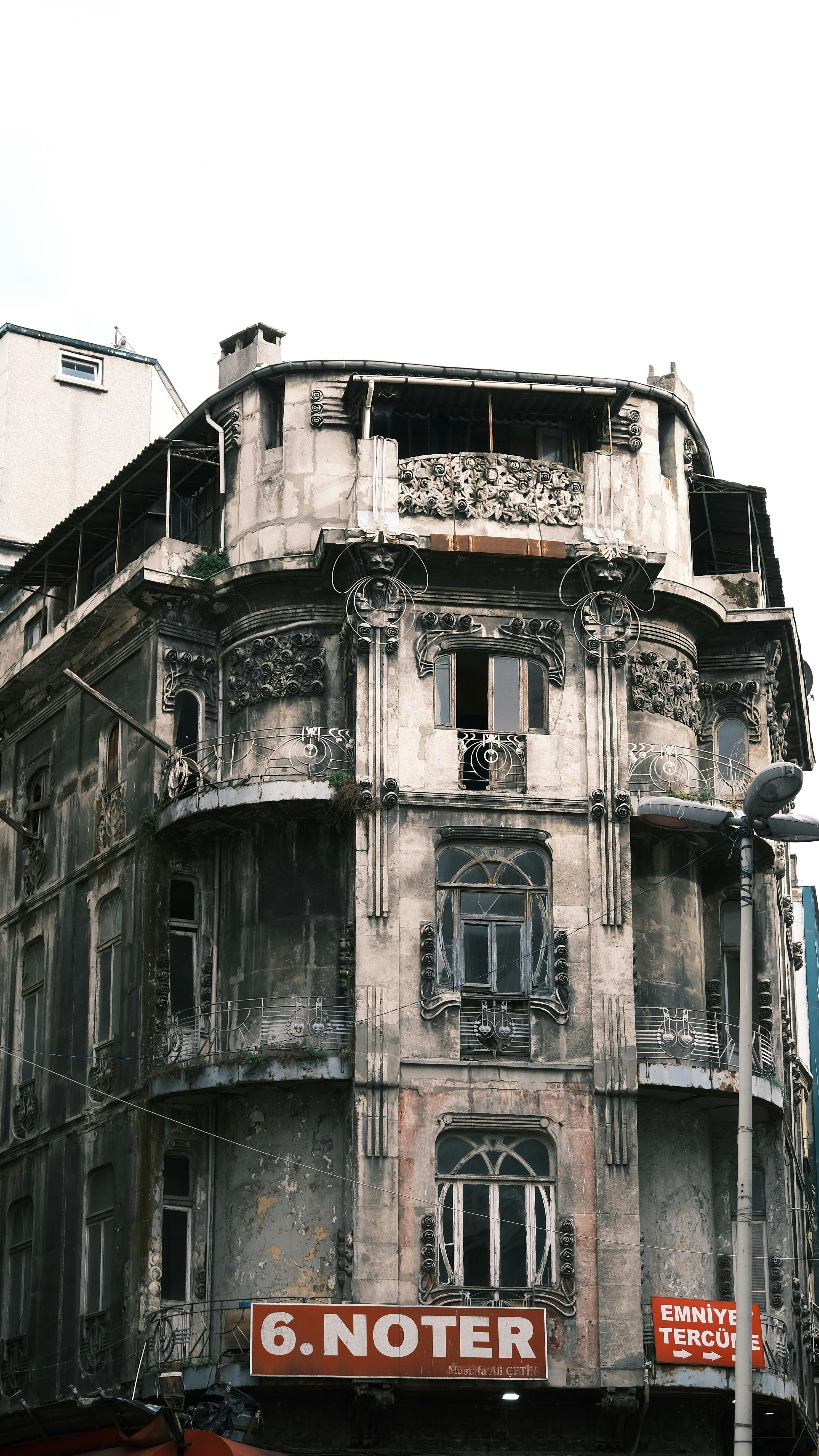 Old European-style Building with Architectural Details · Free Stock Photo