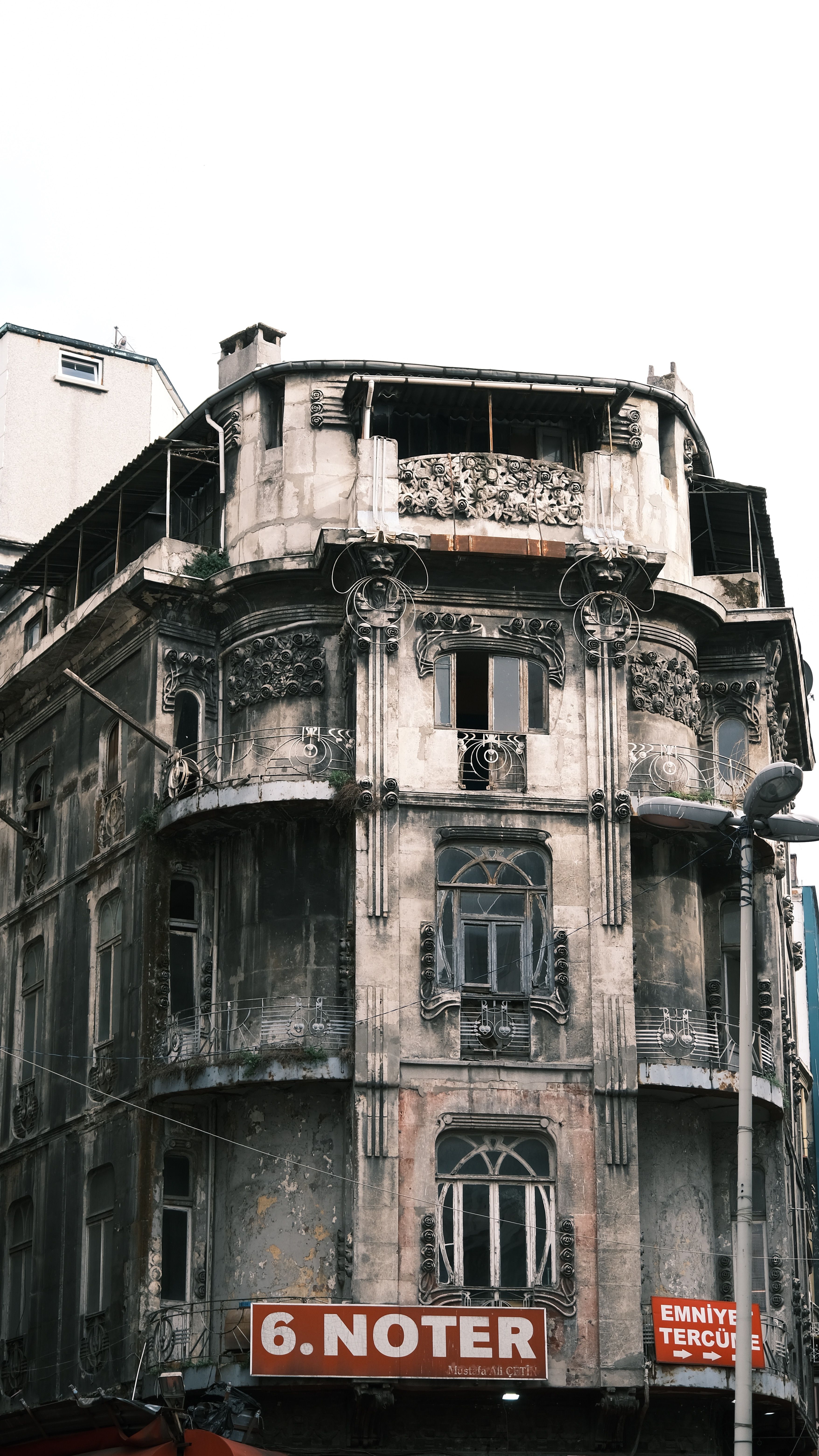 Old European-style Building with Architectural Details · Free Stock Photo
