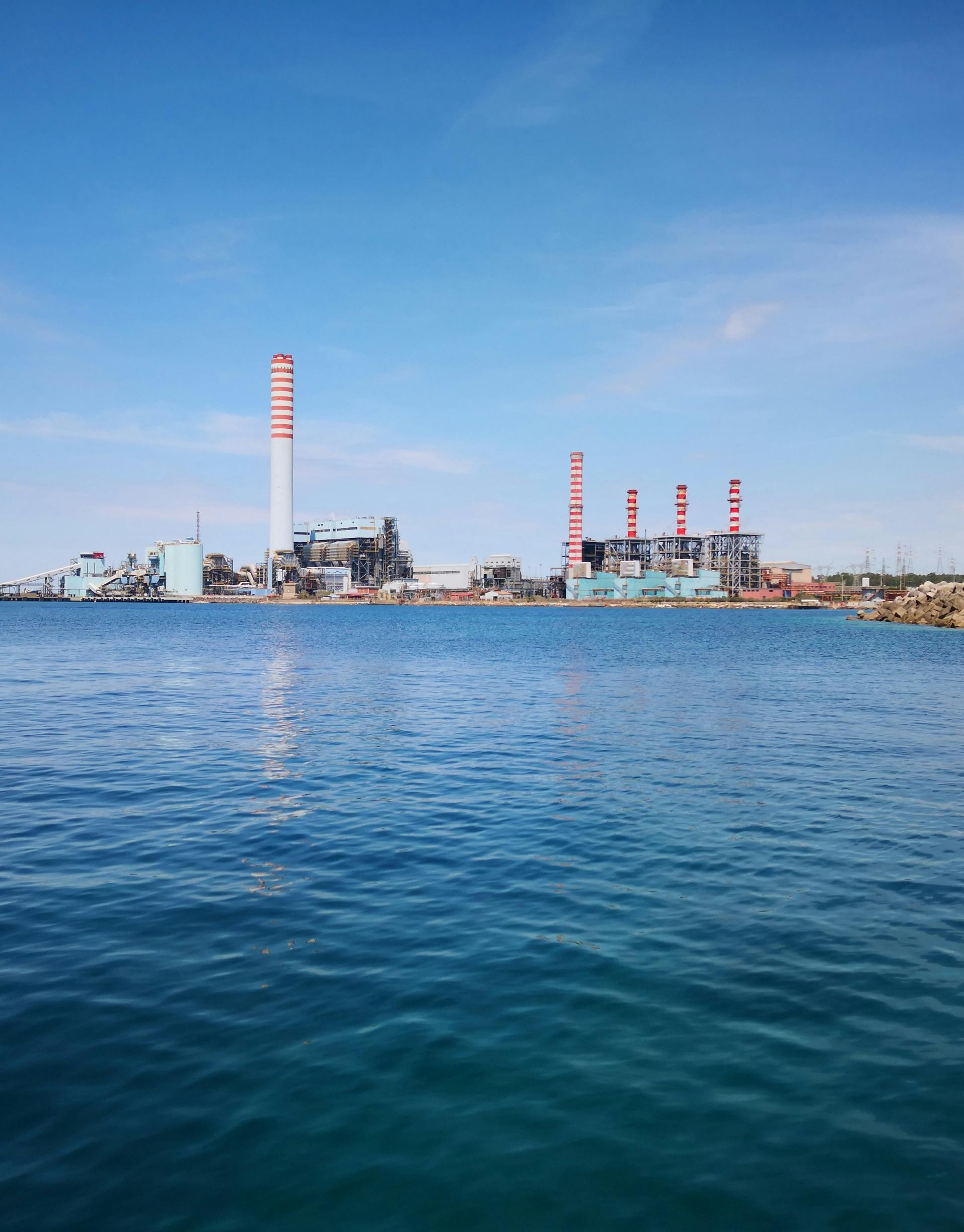 Industrial Power Plant by a Clear Blue Lake · Free Stock Photo