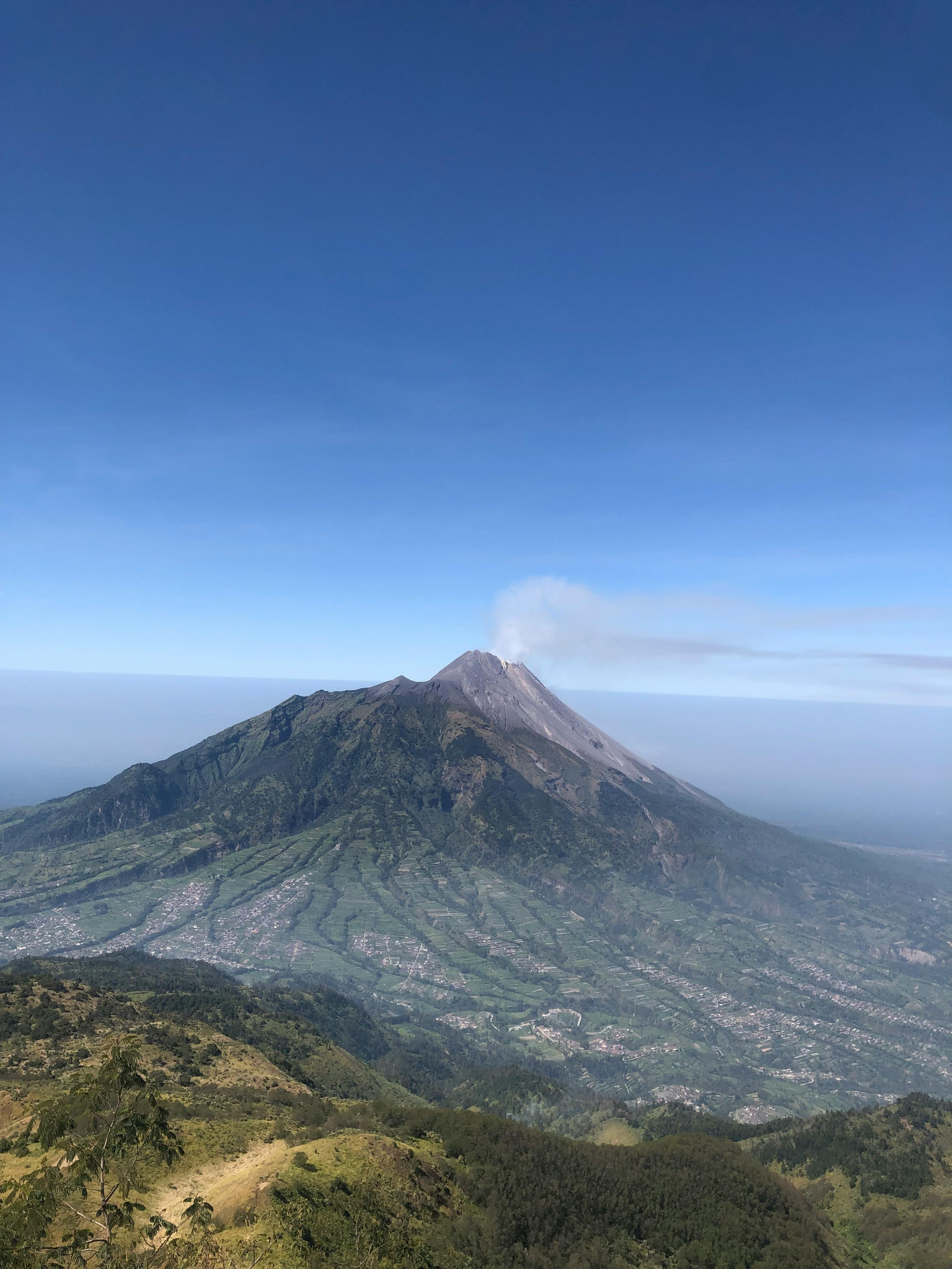 Pemandangan Udara Gunung Merapi Yang Megah Dengan Langit Cerah · Foto ...