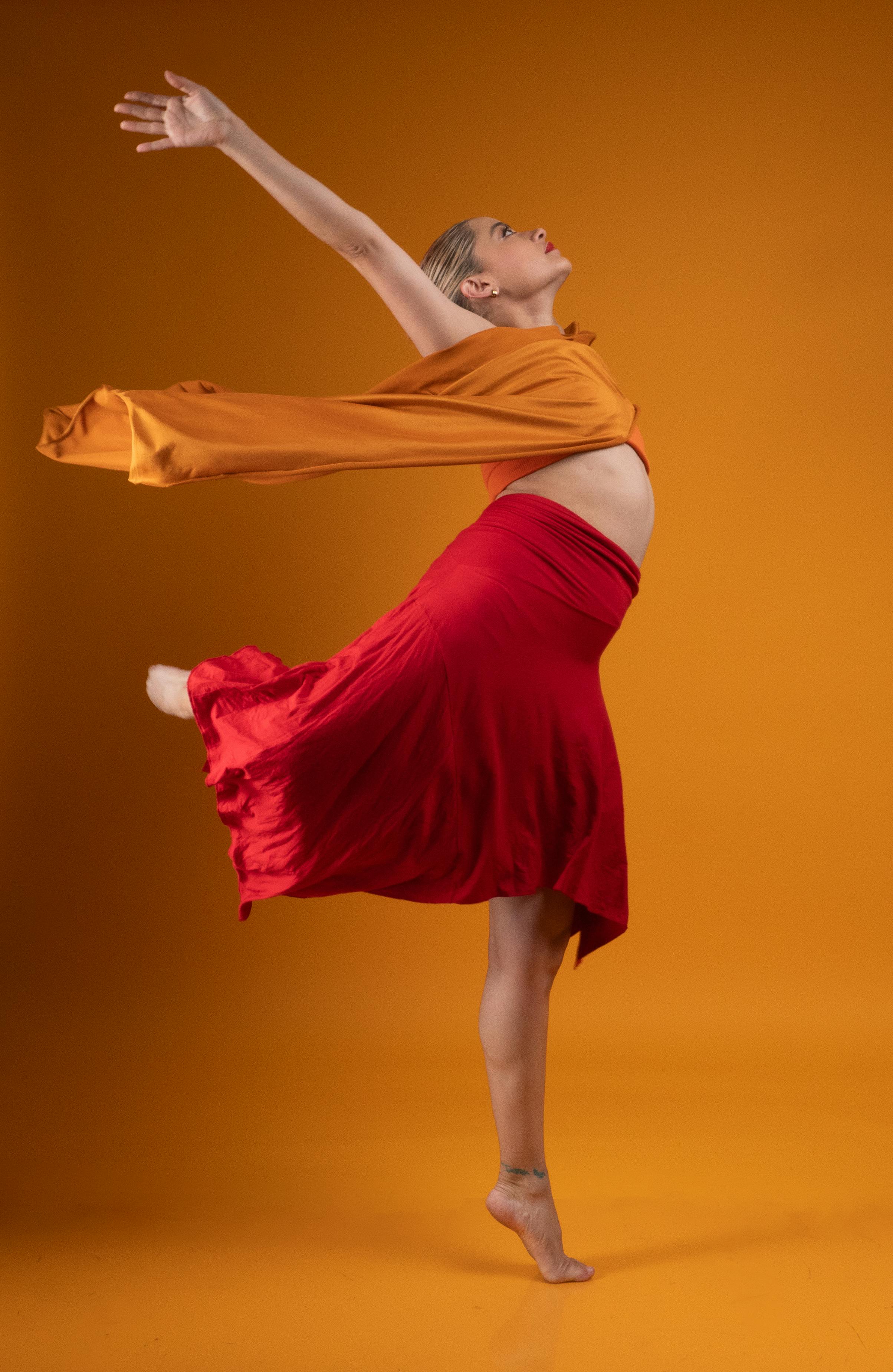 Dynamic Contemporary Dance in Vibrant Colors · Free Stock Photo