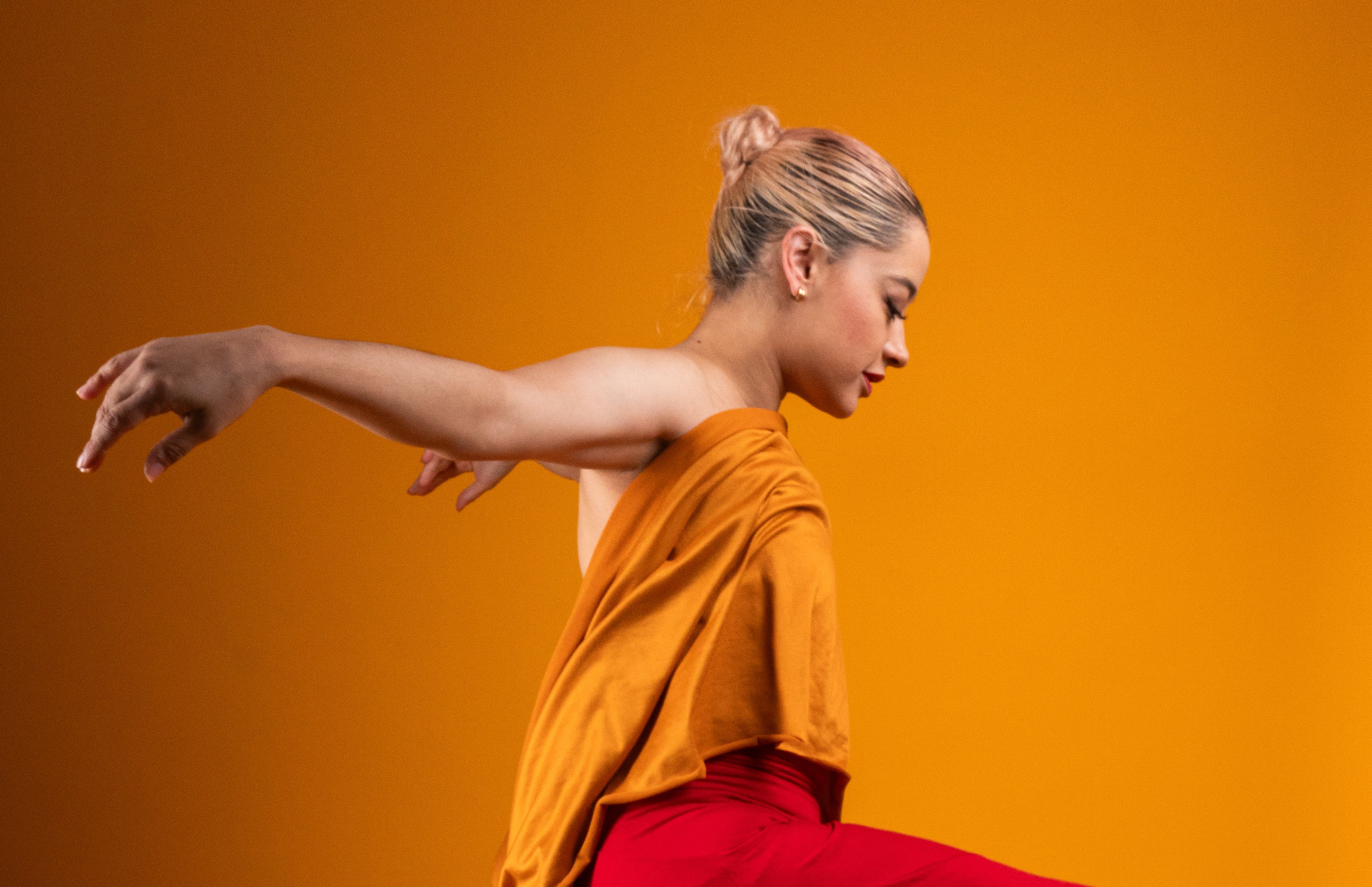 Contemporary Dancer in Vibrant Motion · Free Stock Photo