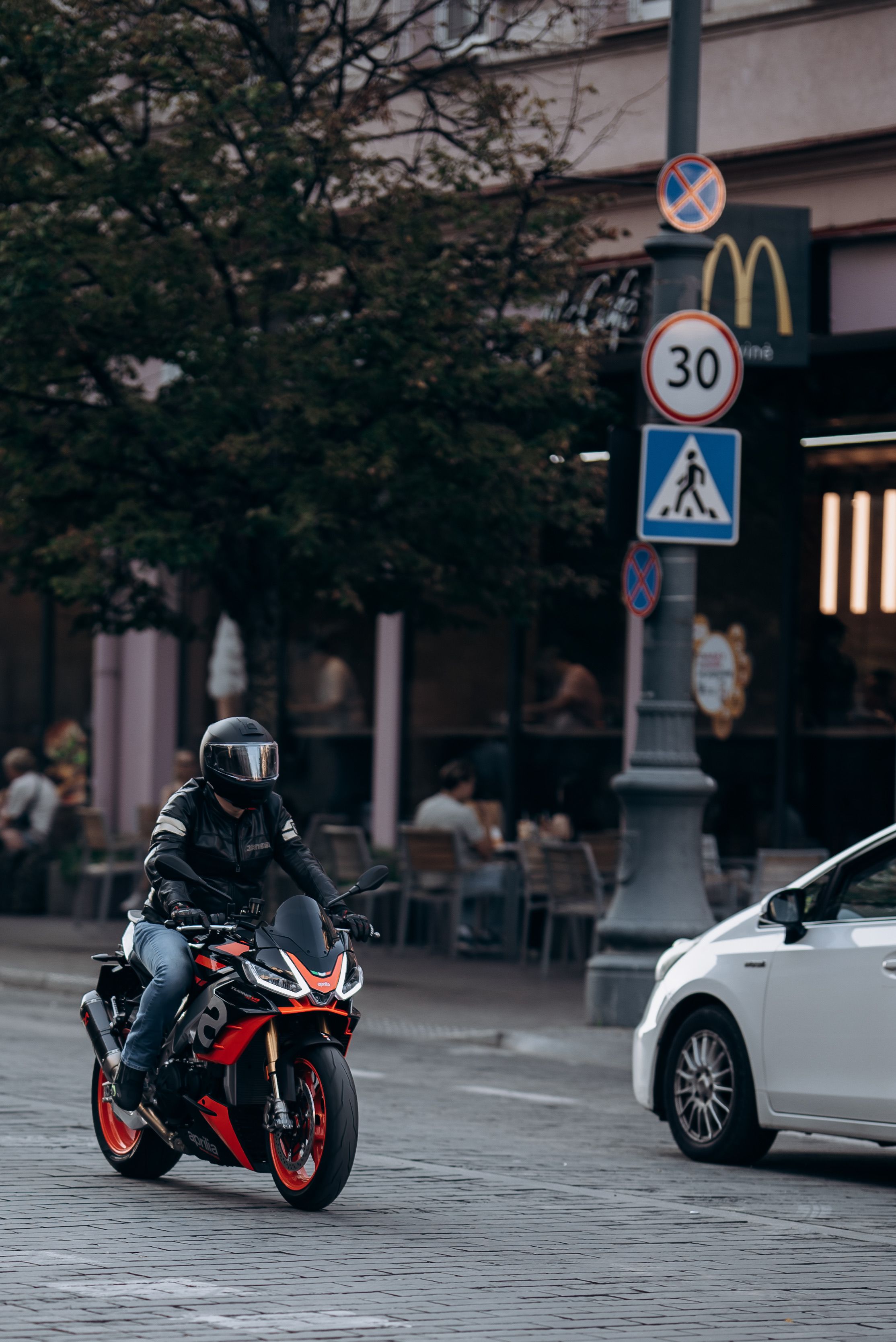 Motociclista Urbano Recorriendo Las Calles De La Ciudad · Foto de stock ...