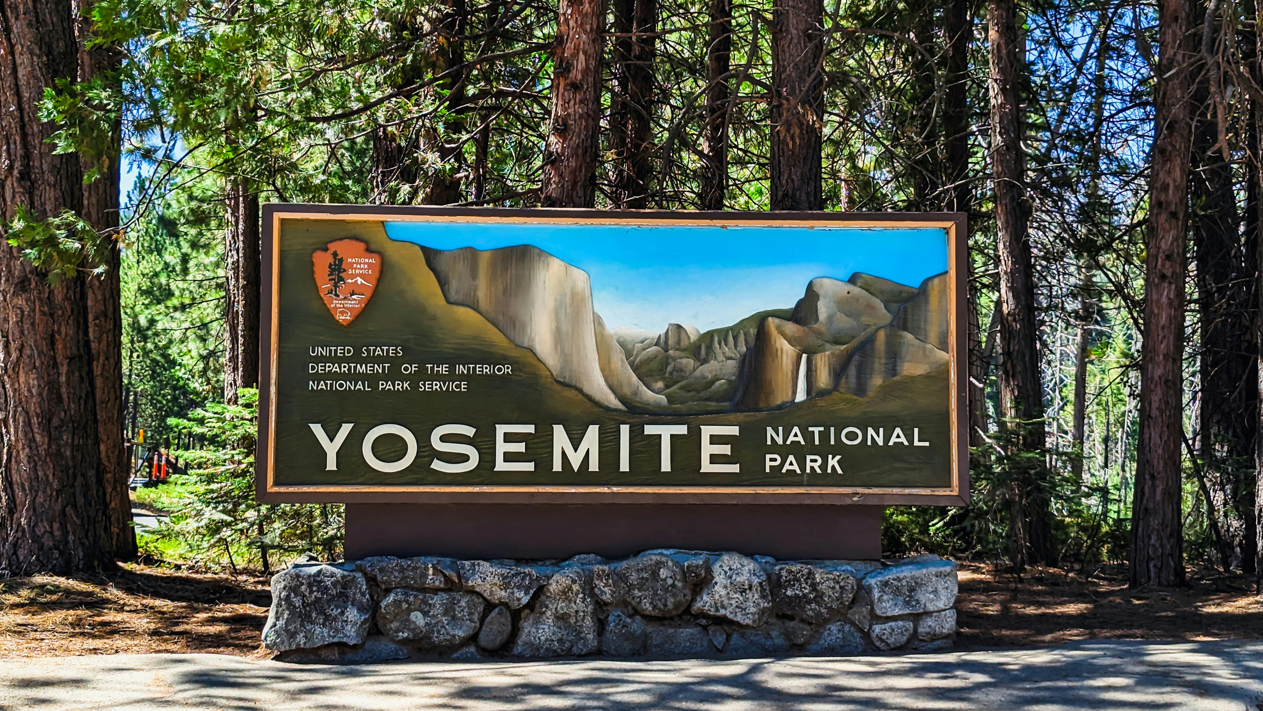 Iconic Yosemite National Park Entrance Sign · Free Stock Photo