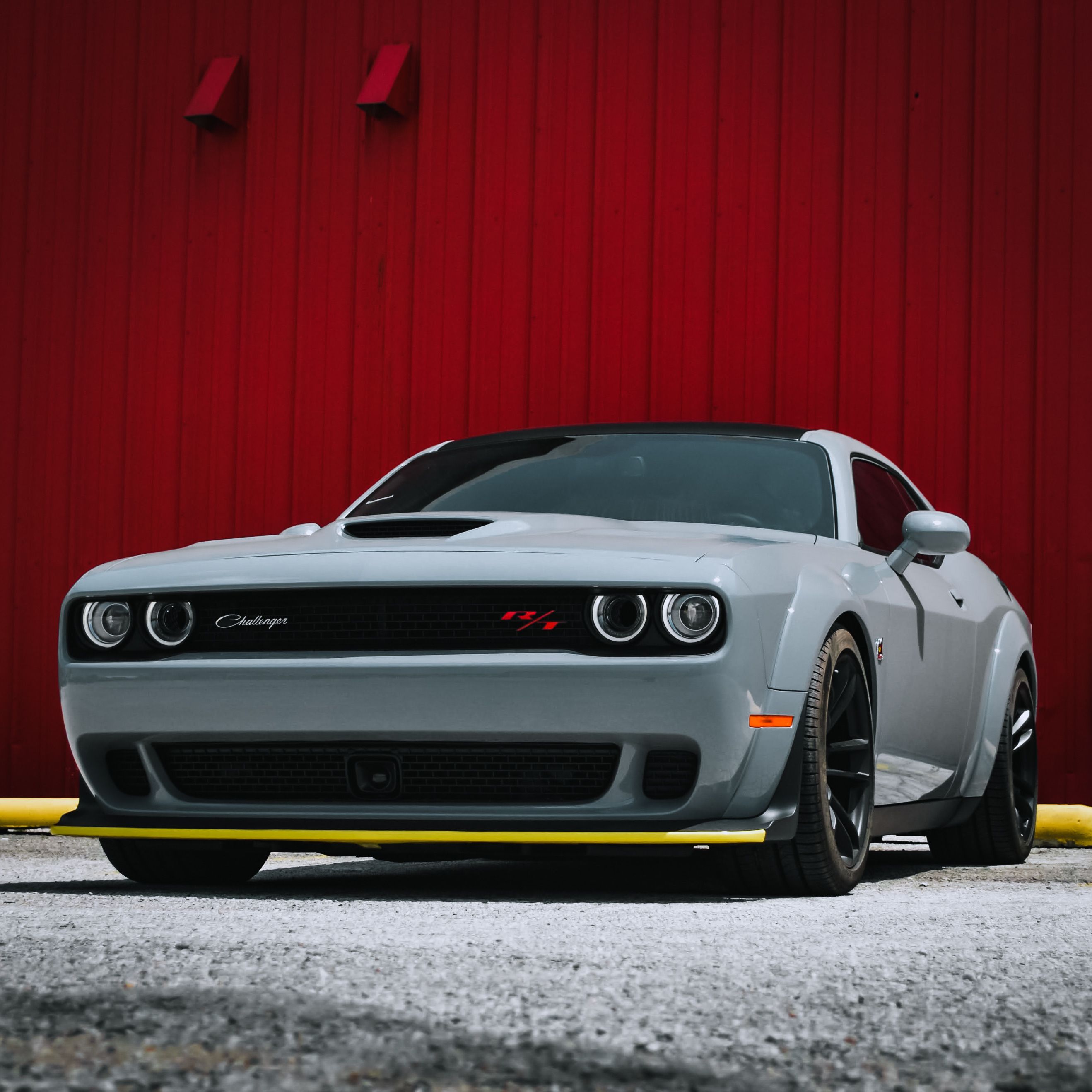 Dodge Challenger Com Fundo Vermelho Em Tulsa · Foto profissional gratuita