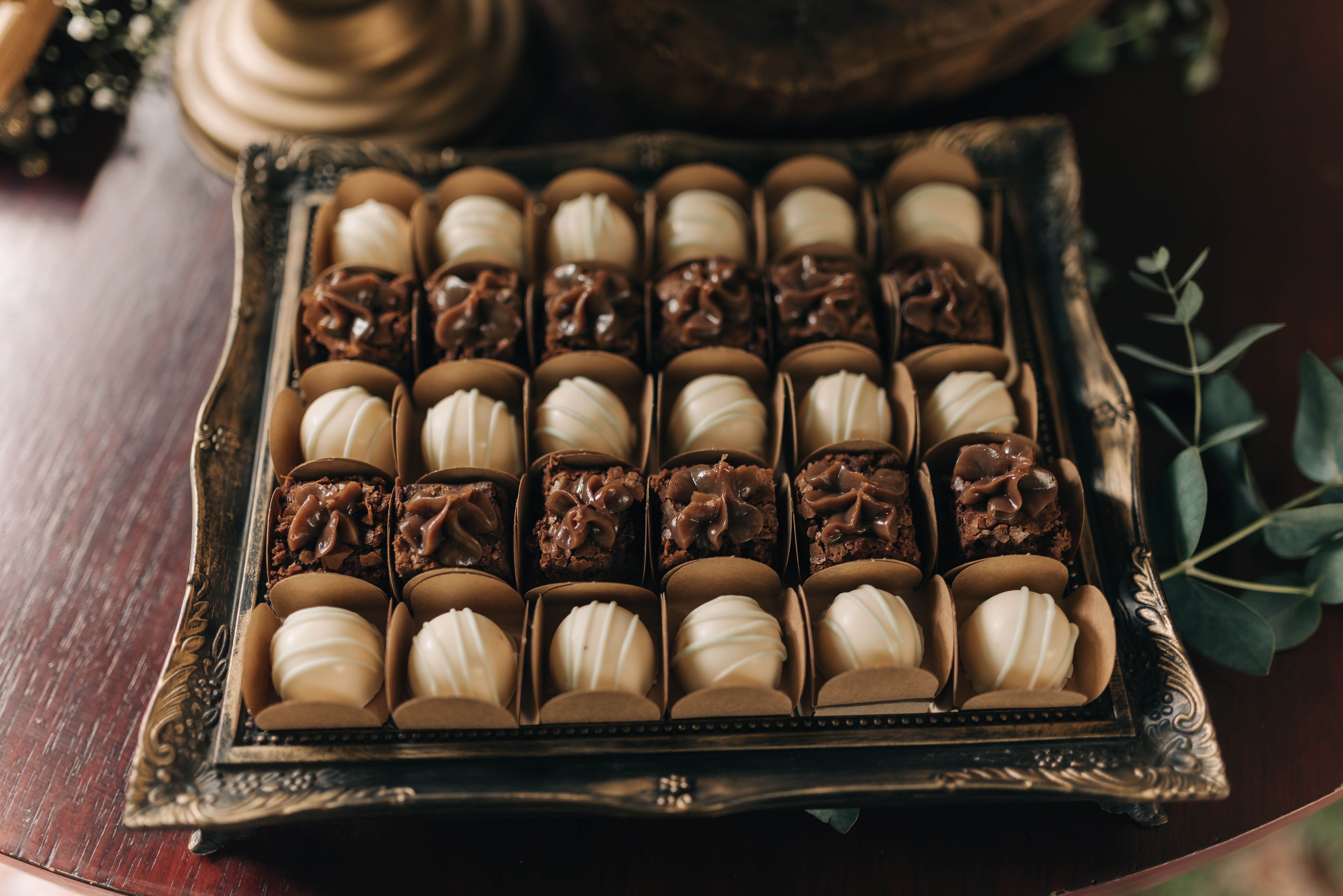 Elegante Bandeja De Dulces De Chocolate Gourmet · Foto de stock gratuita