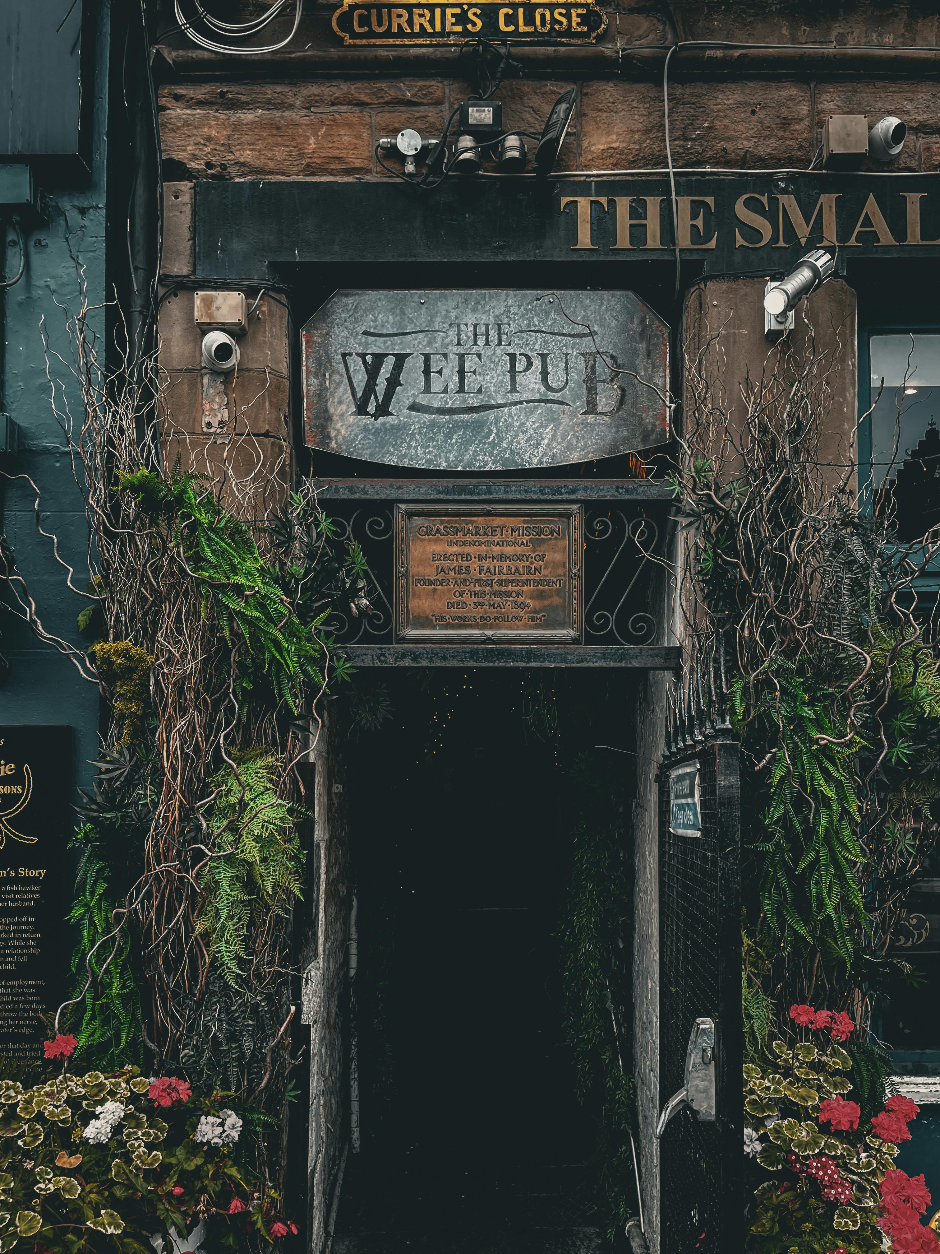 Charming Entrance to Historic Pub with Greenery · Free Stock Photo