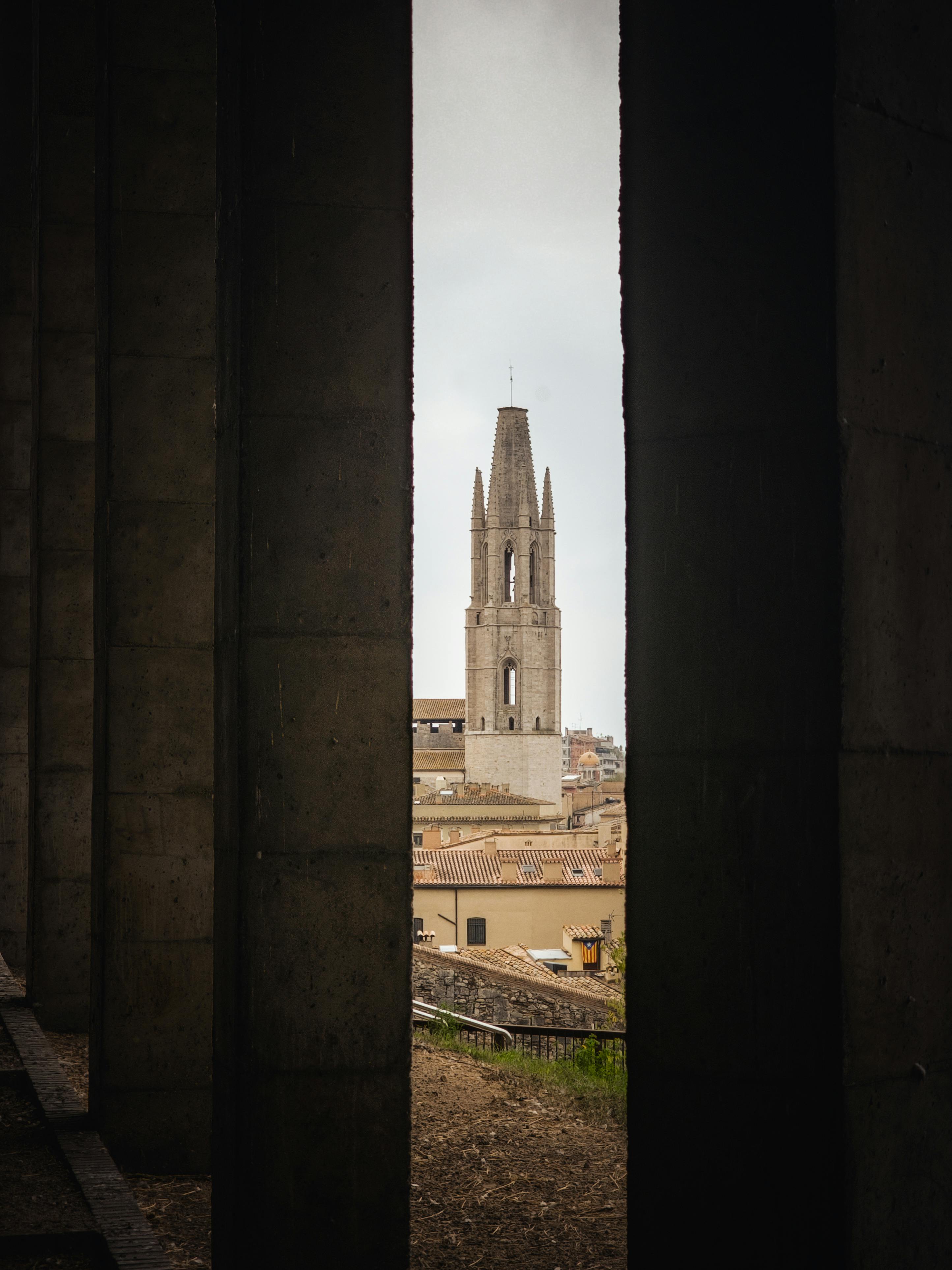 Torre Histórica De Girona Enmarcada Por Columnas Arquitectónicas · Foto ...