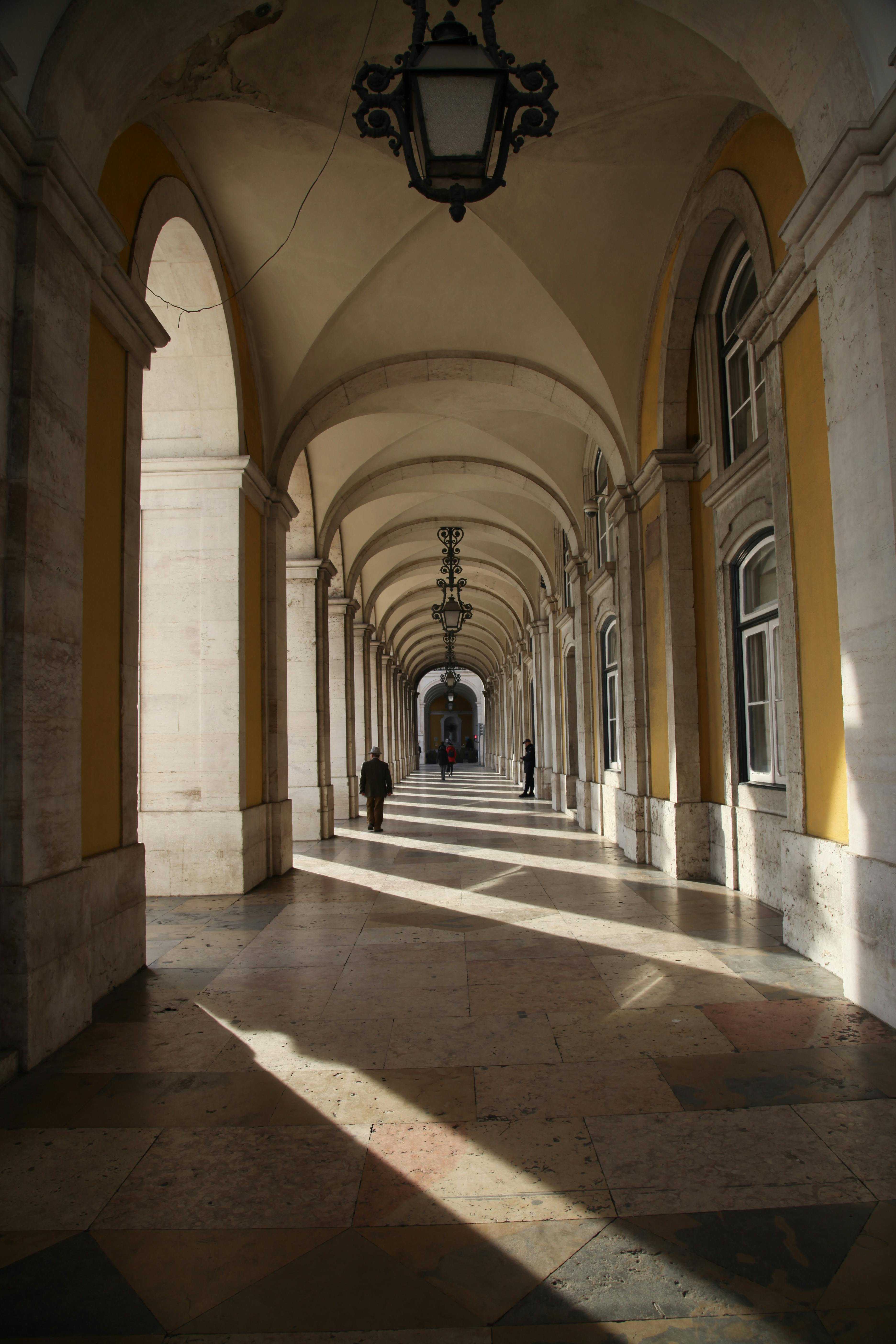 Elegant Arched Corridor in Sunlit Architecture · Free Stock Photo