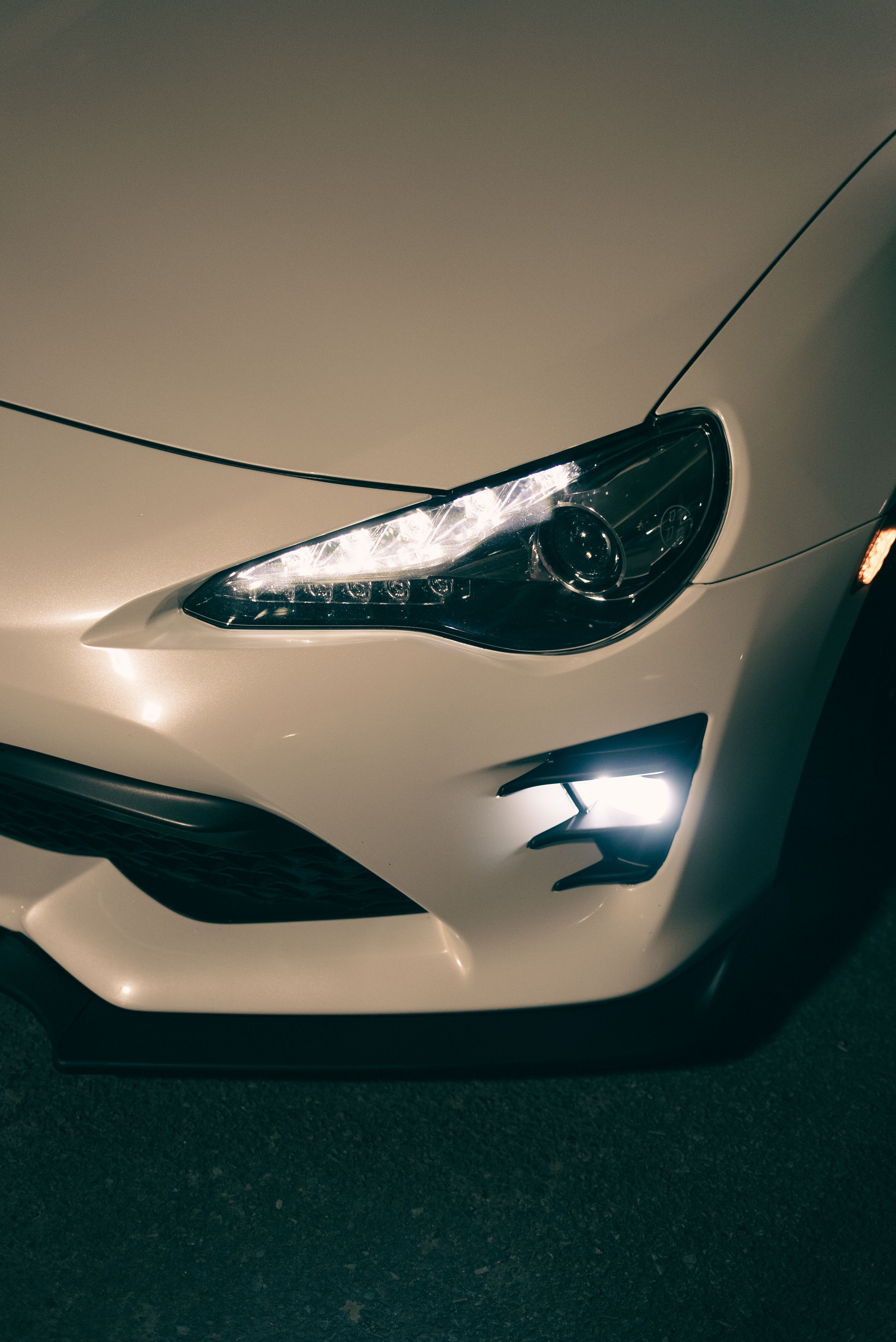 Close-up of modern white sports car at night · Free Stock Photo