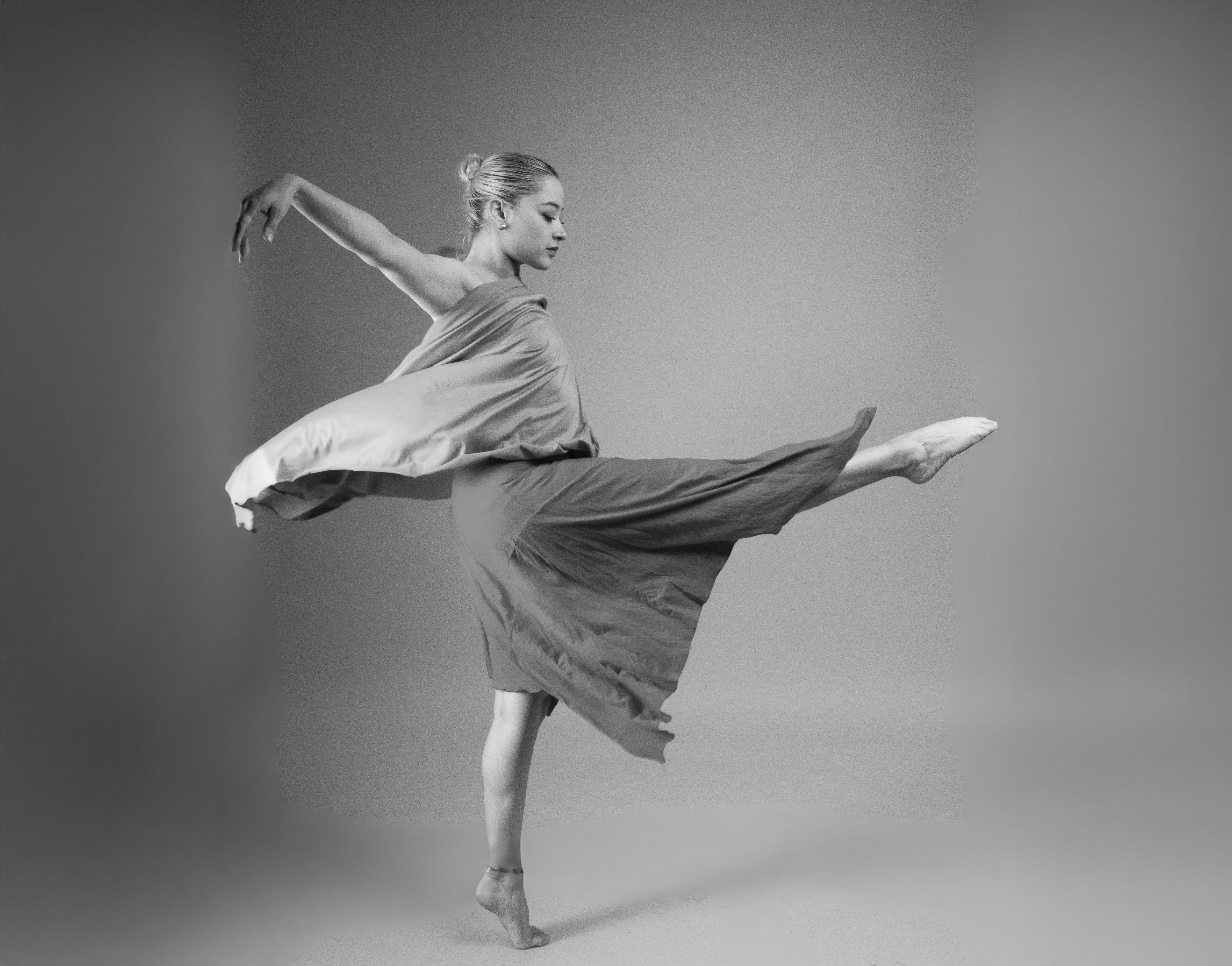 Elegant Contemporary Dancer in Motion · Free Stock Photo