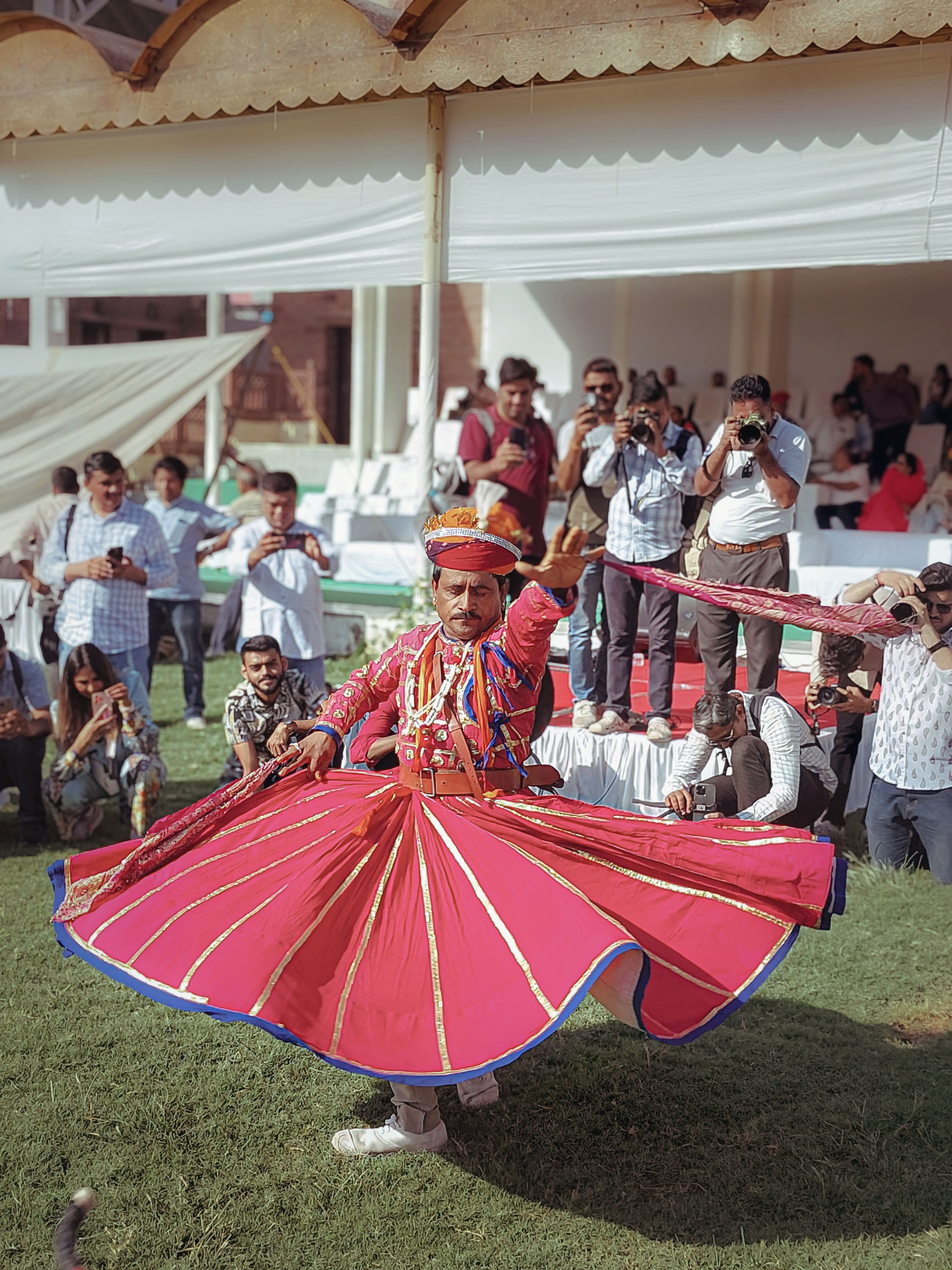 Dançarina Tradicional Do Rajastão Se Apresentando Ao Ar Livre · Foto ...