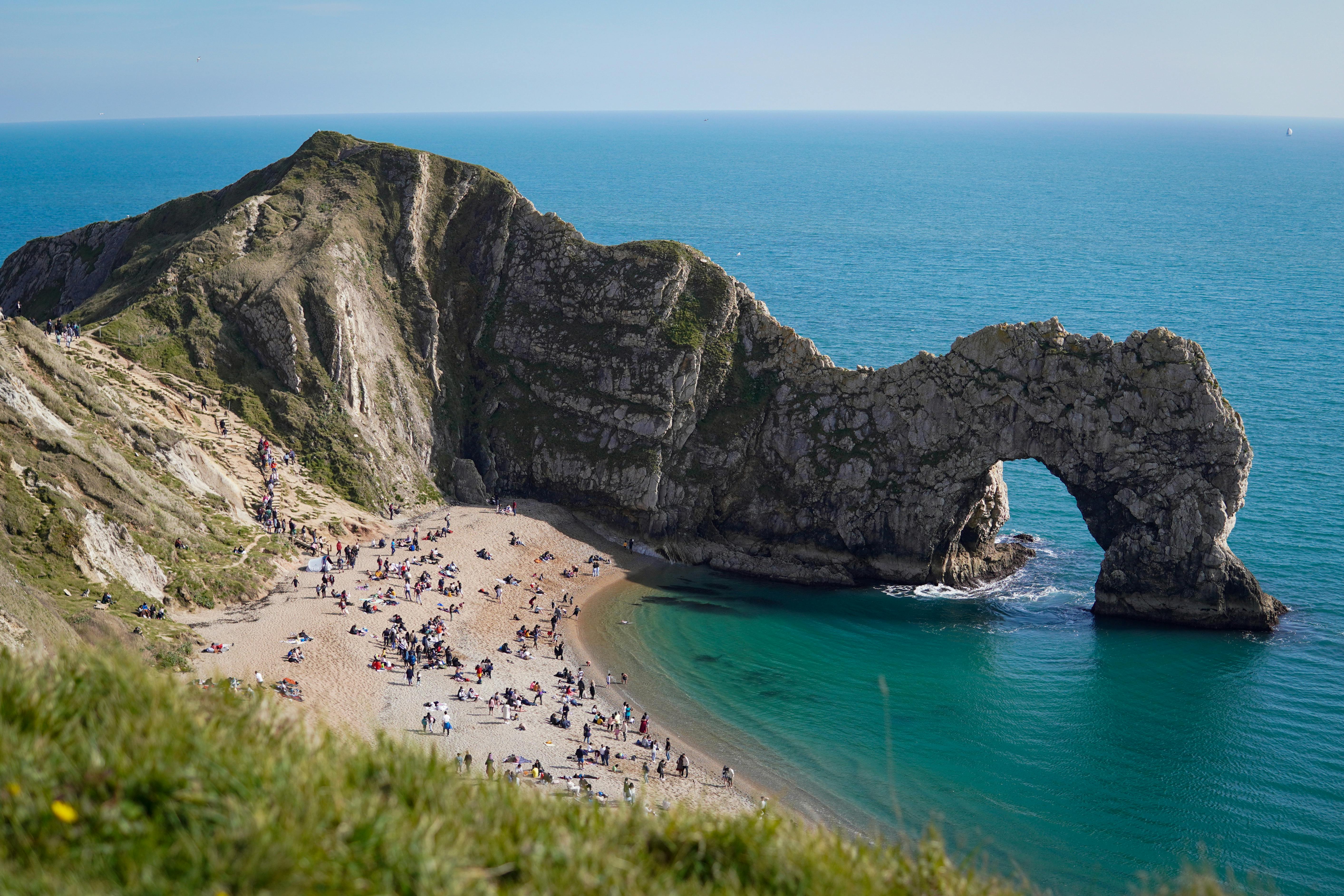 Playa Y Arco Natural De Durdle Door En Dorset · Foto de stock gratuita