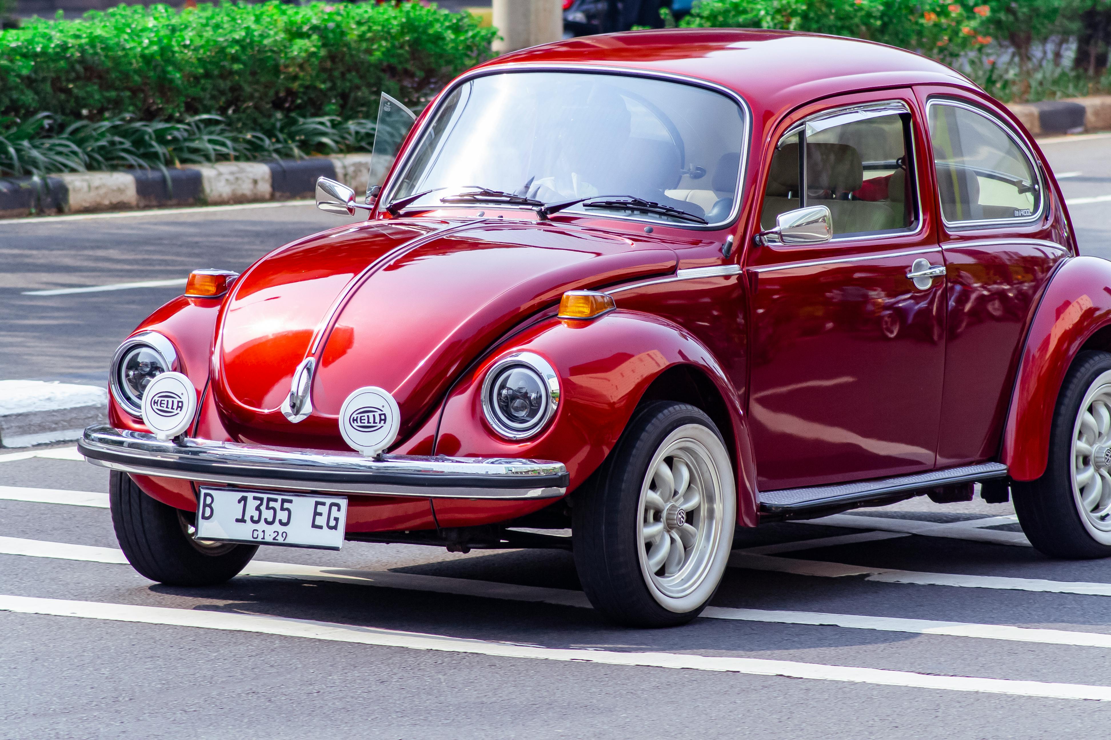 Volkswagen Beetle Rojo Clásico En Un Entorno Urbano · Foto de stock ...