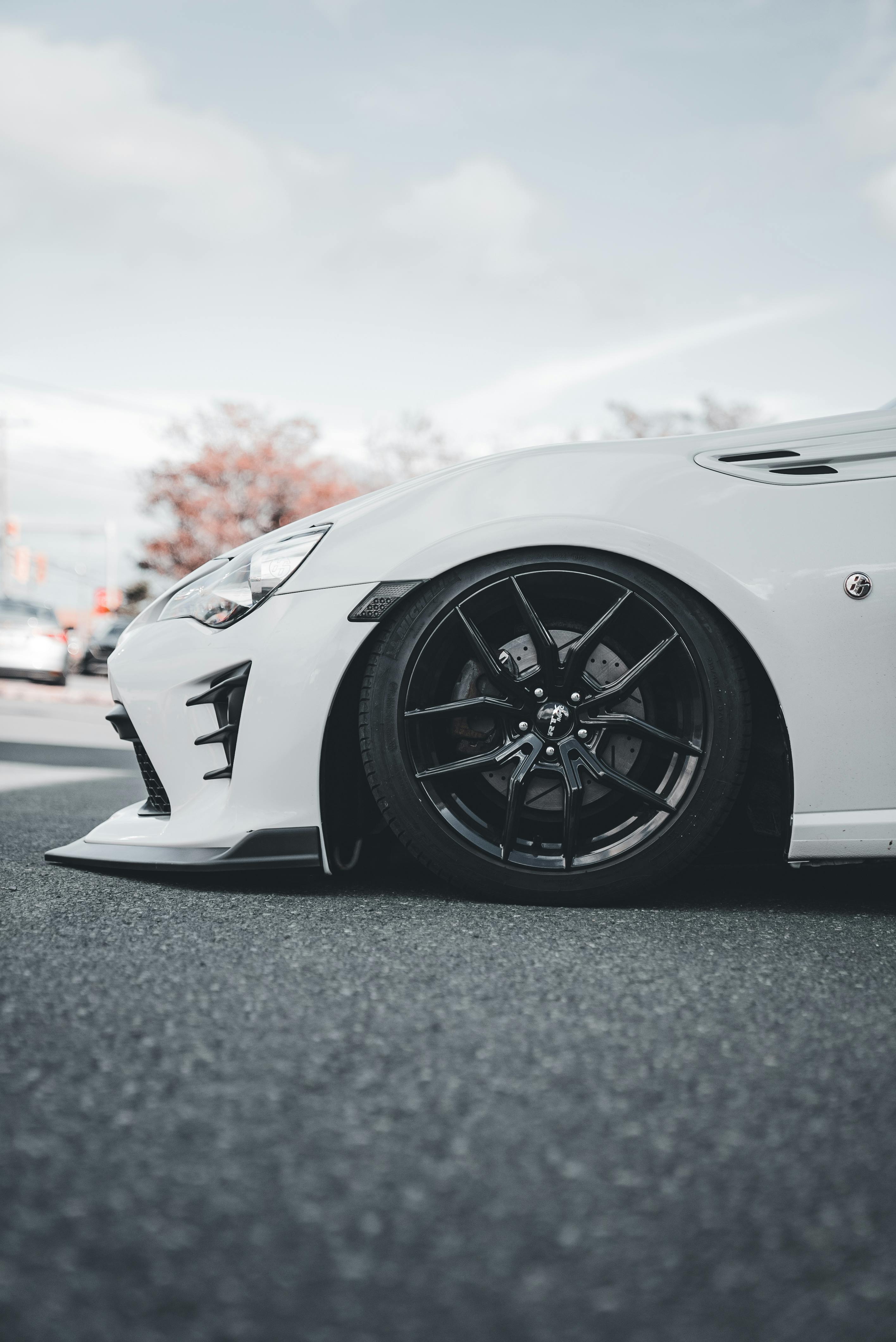 Mobil Sport Berperforma Tinggi Dengan Roda Kustom · Foto Stok Gratis