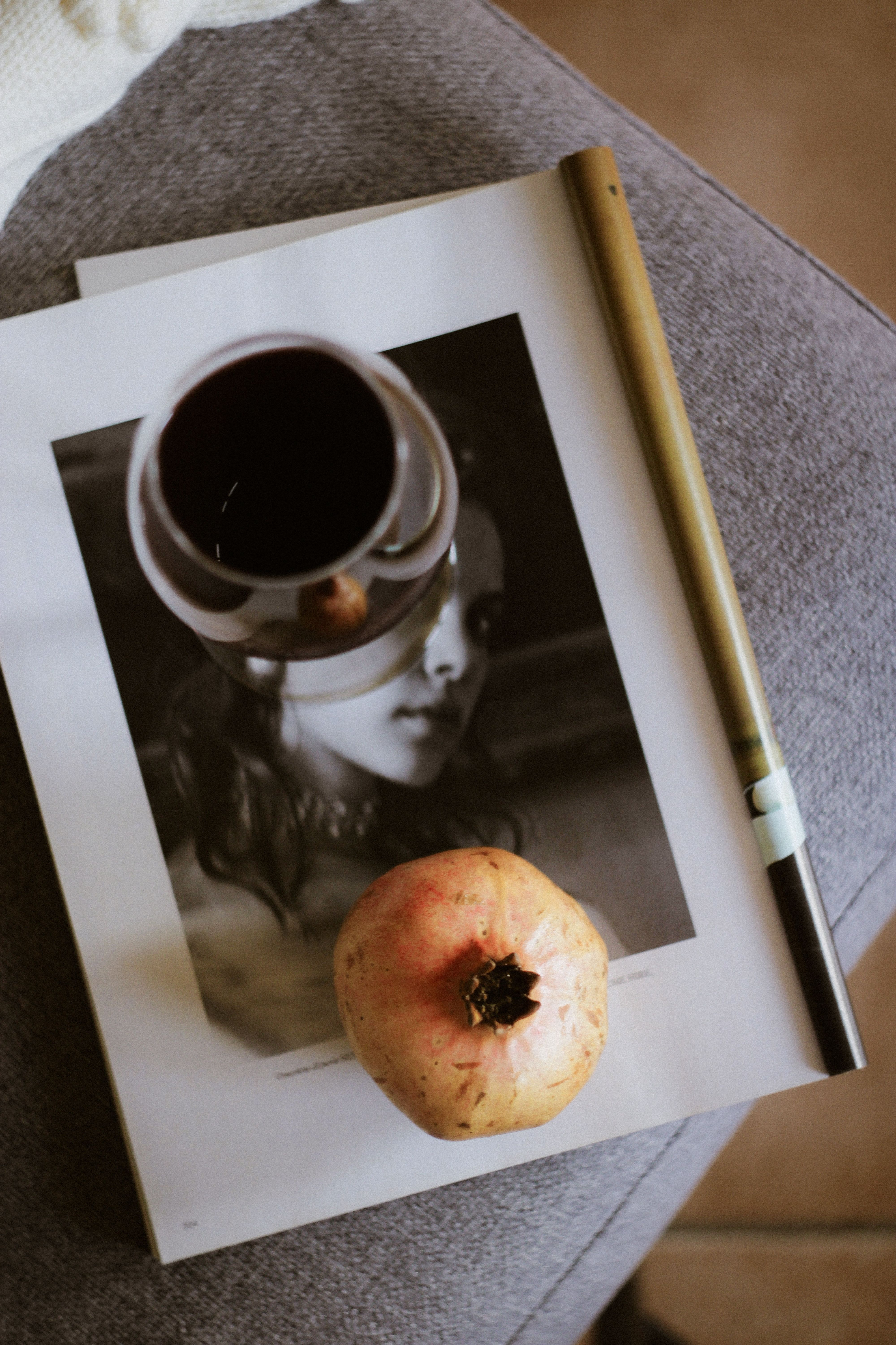Still Life Elegan Dengan Anggur, Delima, Dan Majalah · Foto Stok Gratis