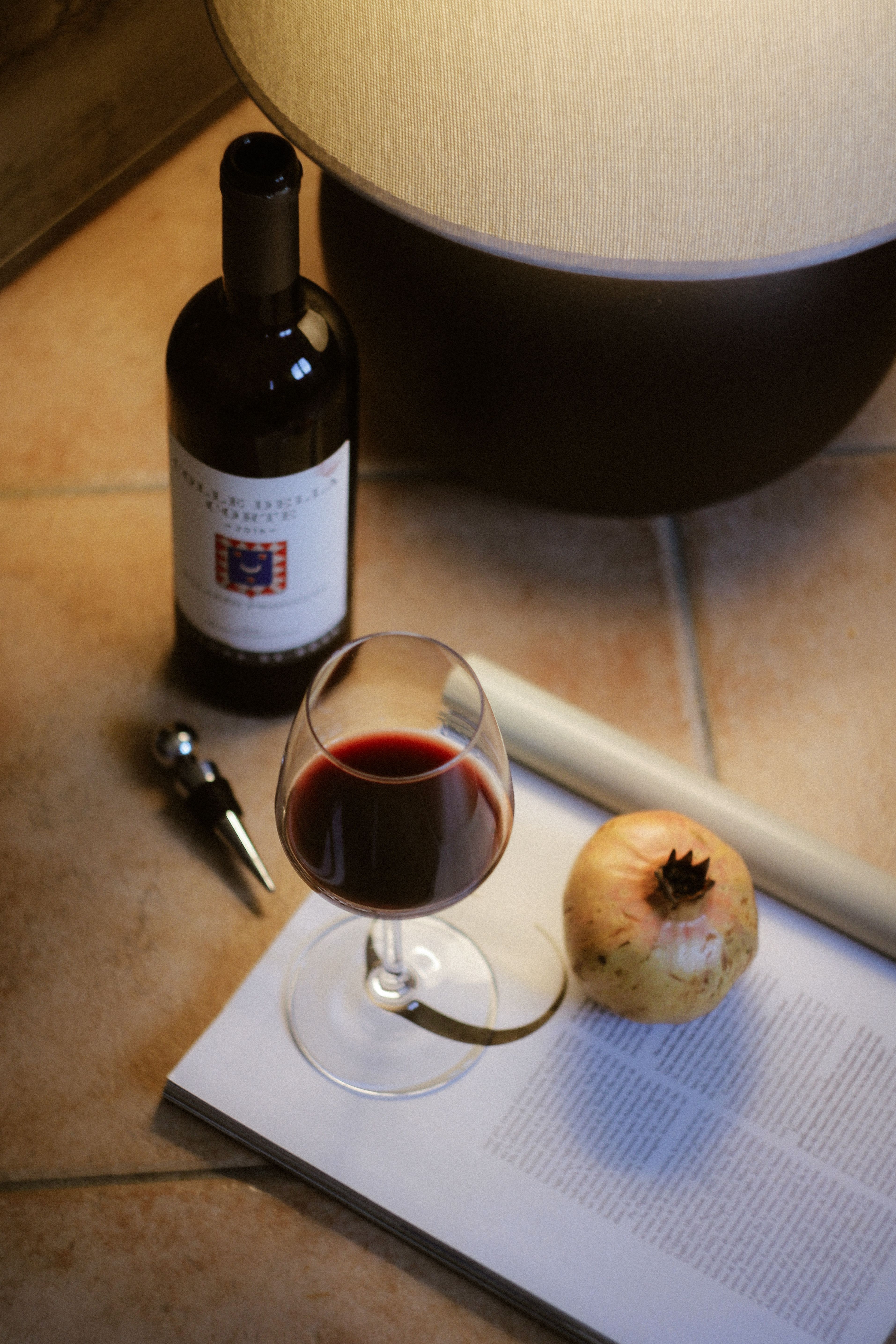 Still Life Elegan Dengan Gelas Anggur Dan Buah · Foto Stok Gratis
