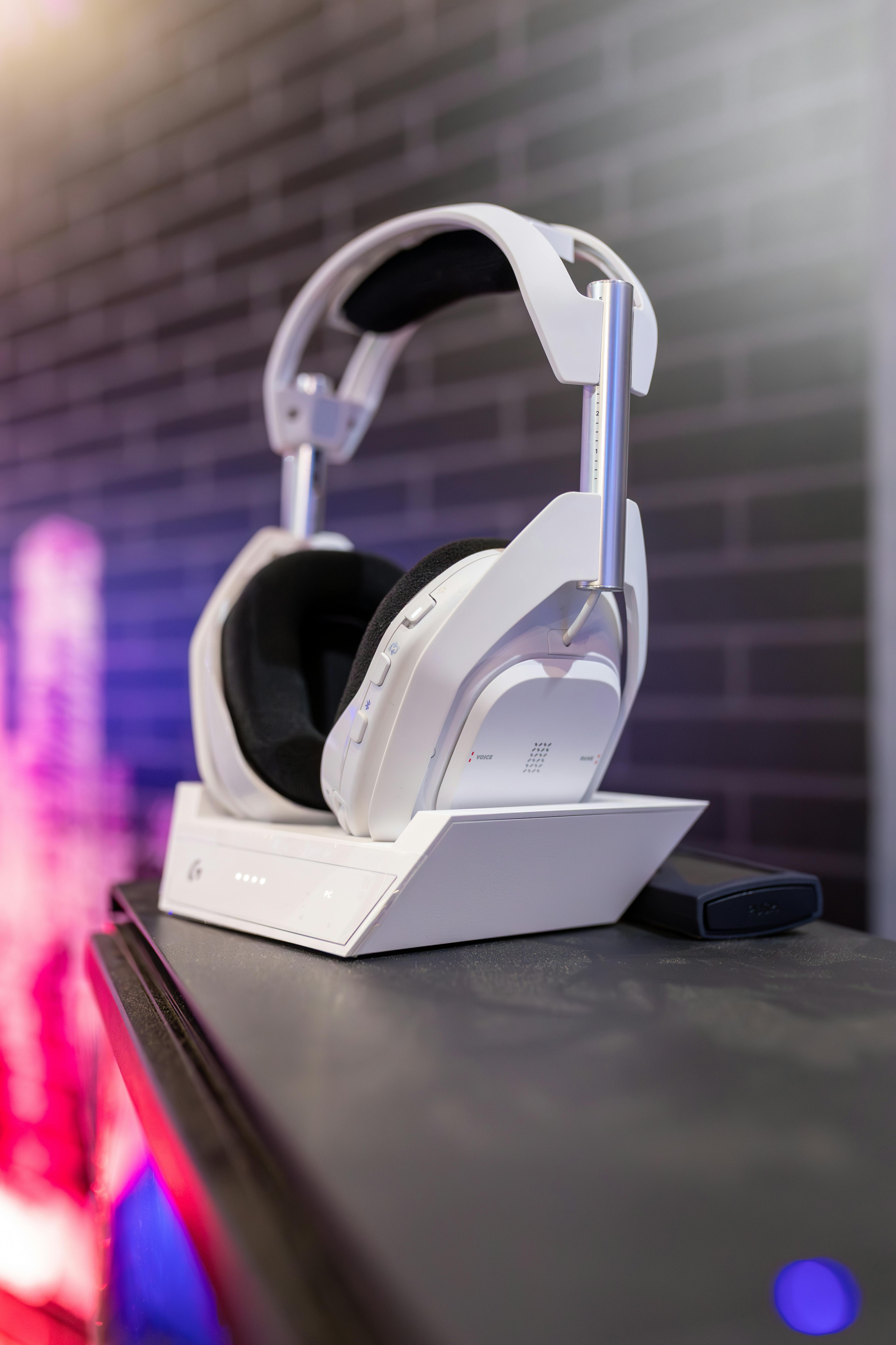High-Quality White Gaming Headset on Display · Free Stock Photo