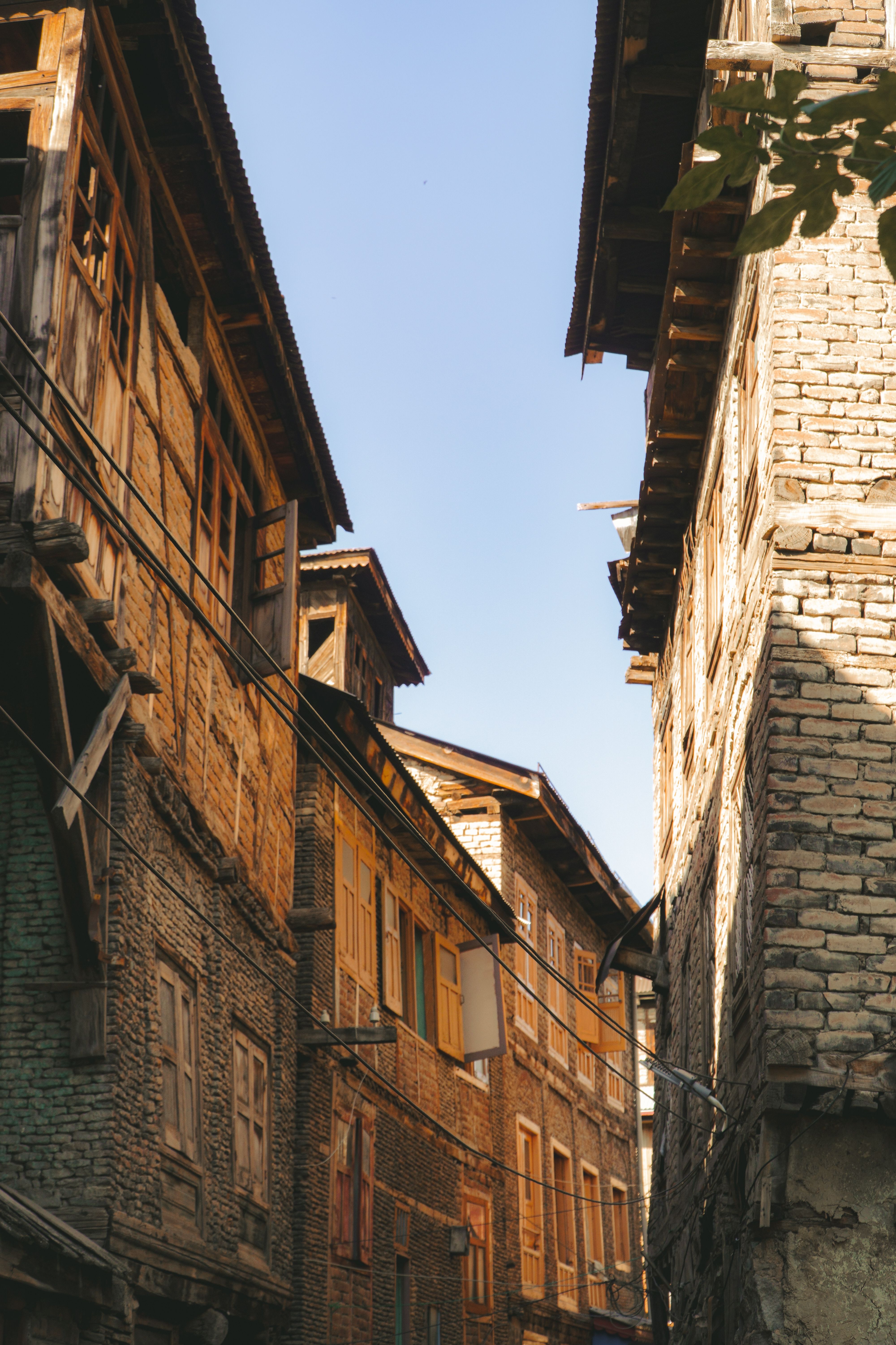 Historic Srinagar Narrow Street Architecture · Free Stock Photo