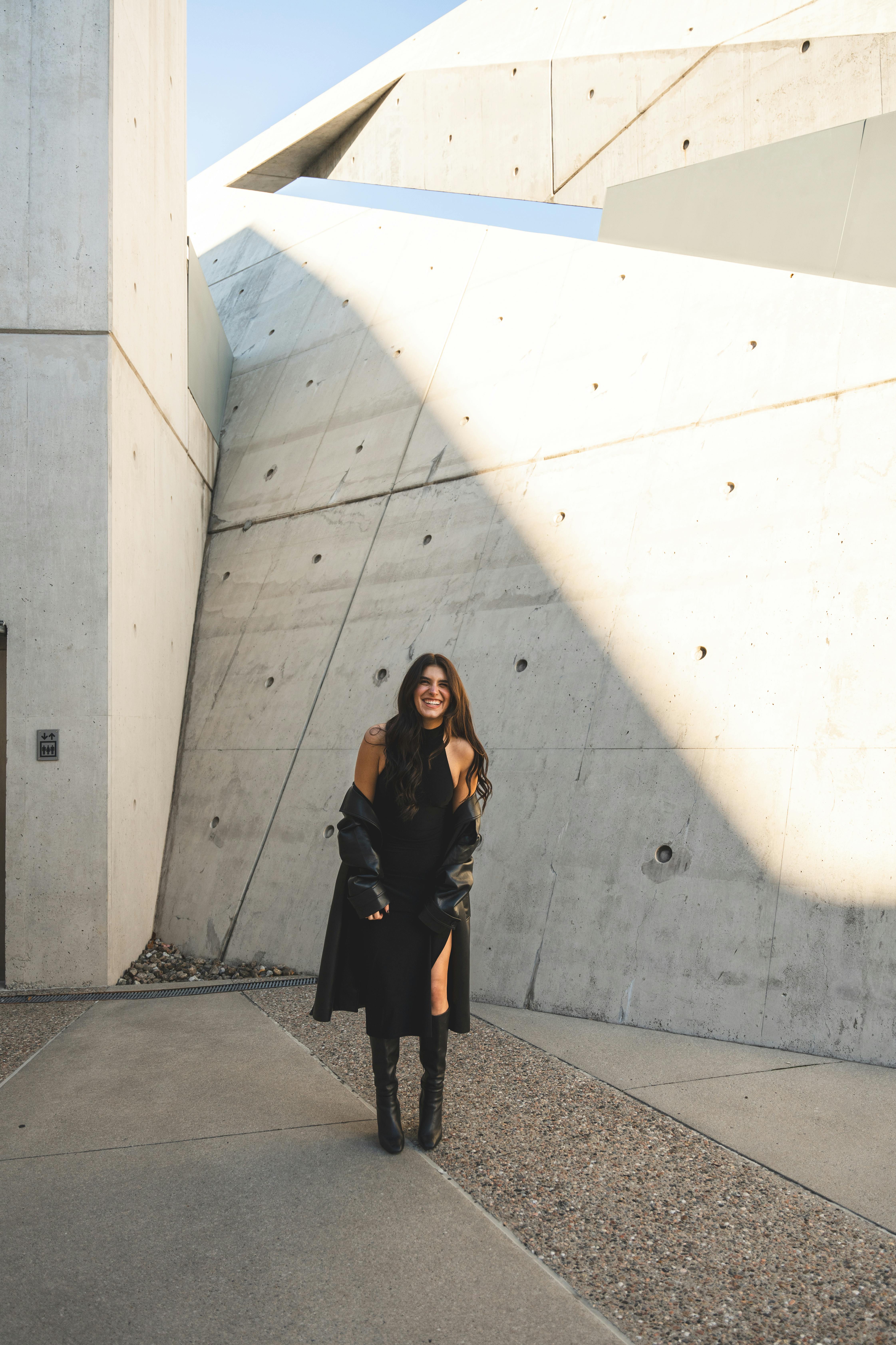 Modern Fashion Model in Urban Architecture Setting · Free Stock Photo