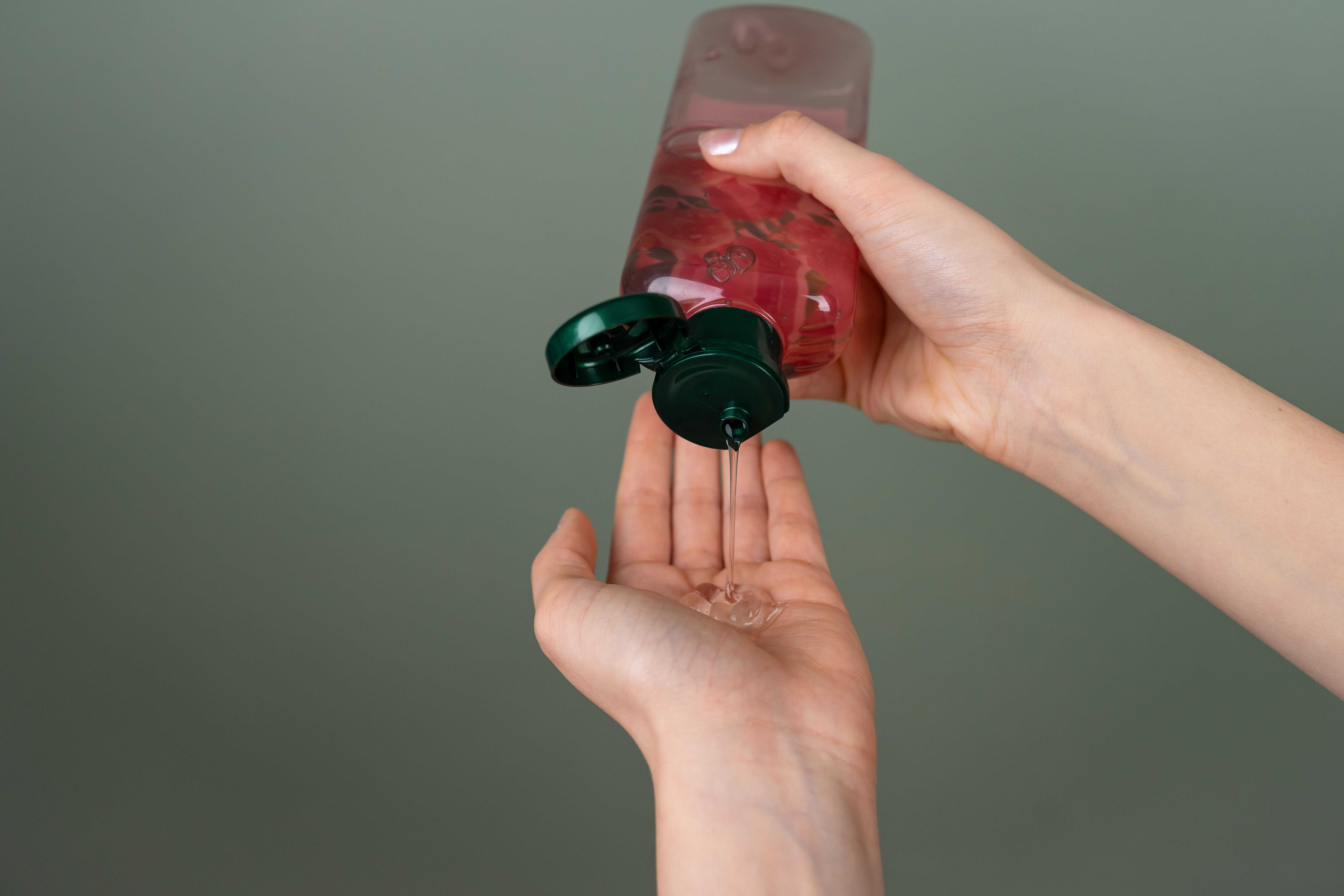 Cómo Aplicar Gel Líquido De Una Botella En Las Manos · Foto de stock ...