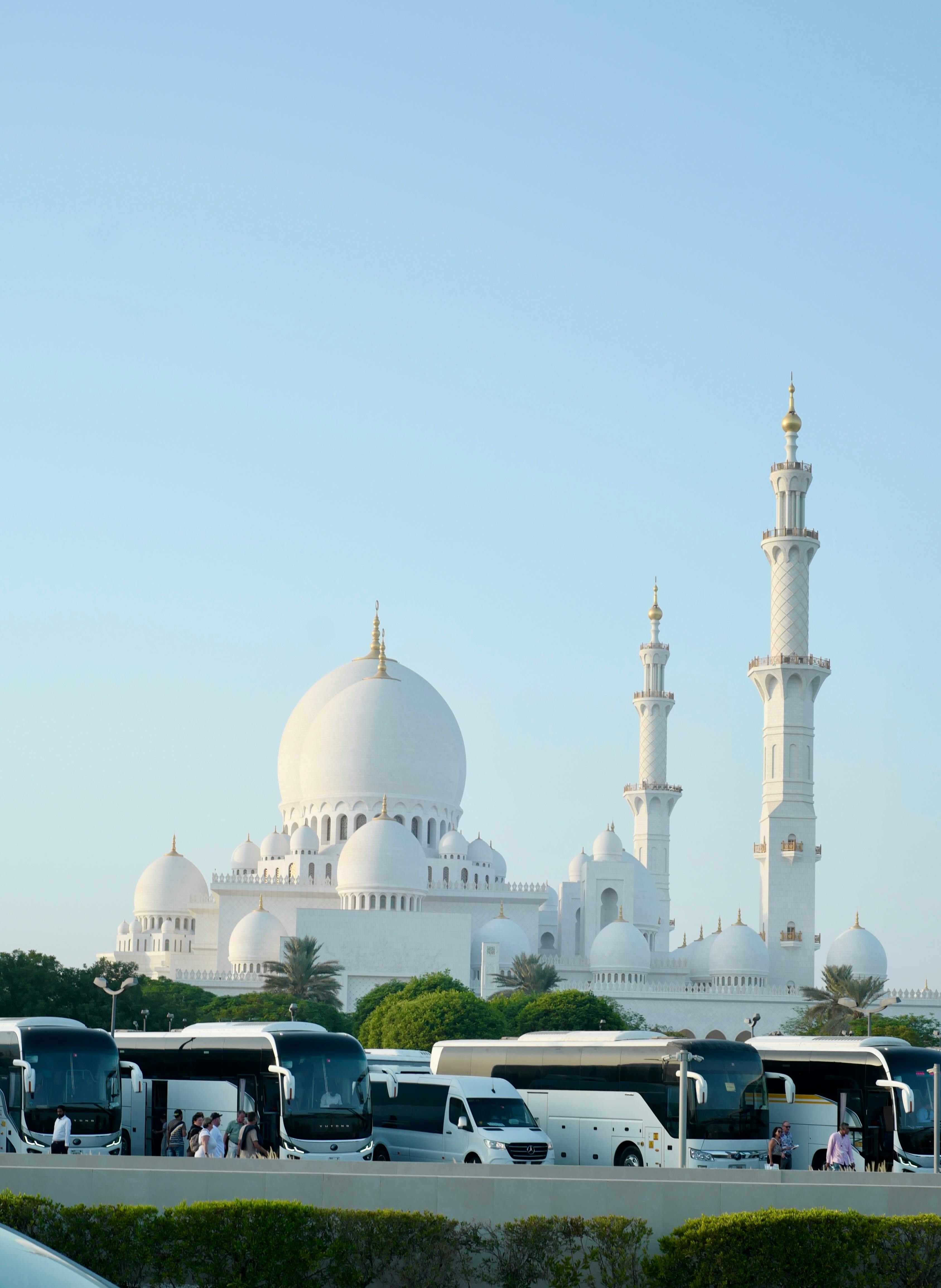 Sheikh Zayed Grand Mosque with Tourist Buses · Free Stock Photo