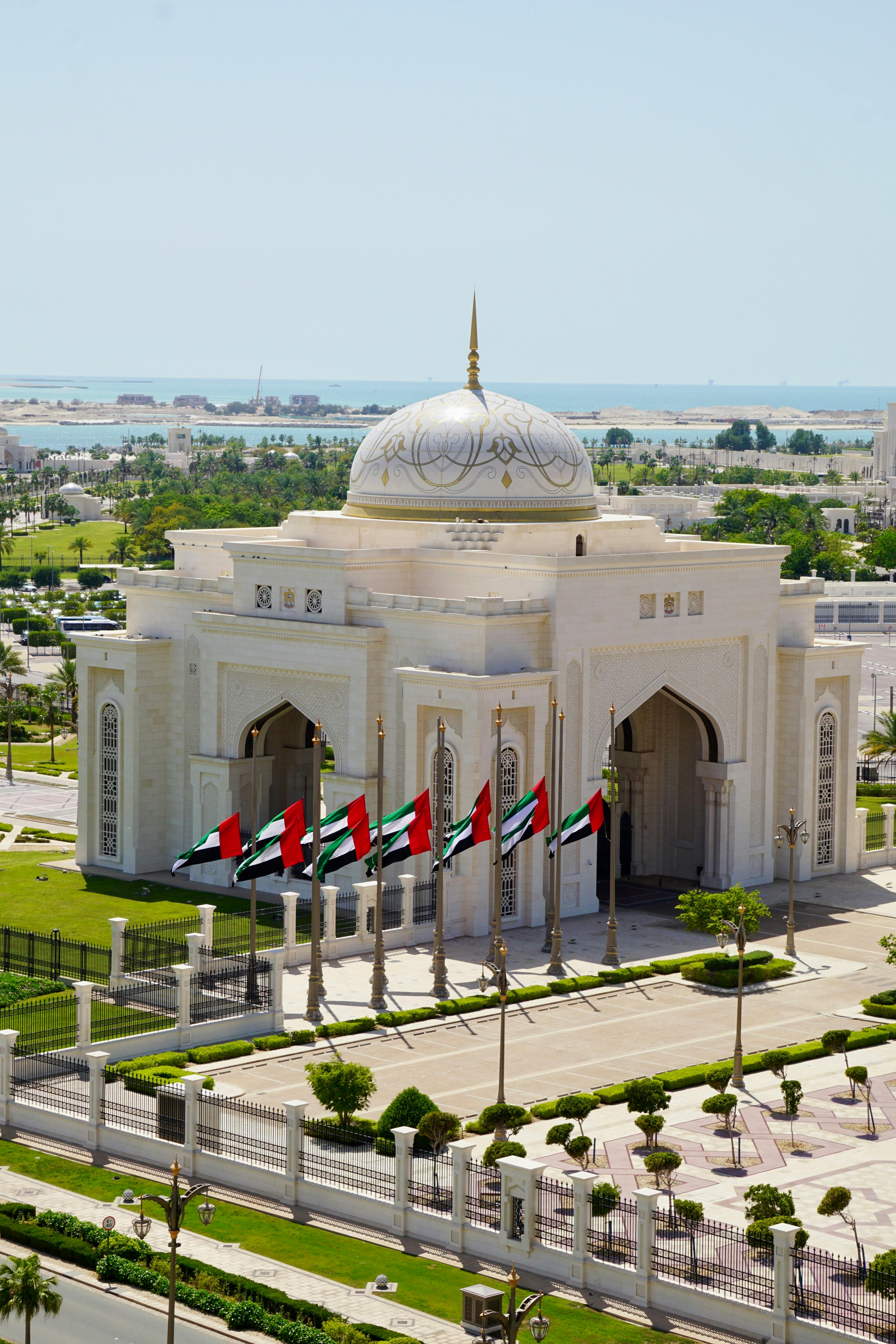 Majestic UAE Palace with National Flags Displayed · Free Stock Photo