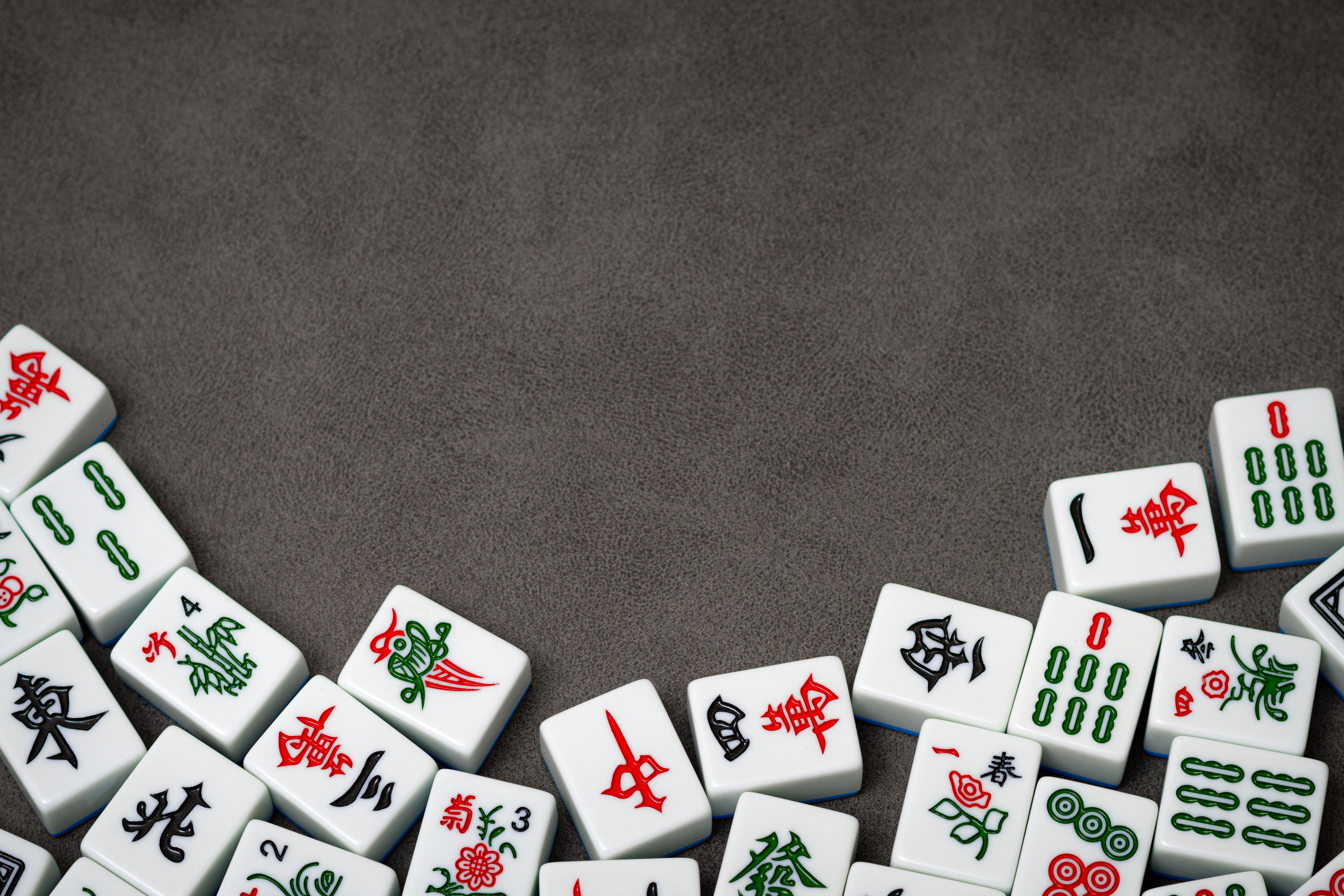 Ubin Mahjong Pada Permukaan Abu Abu Datar · Foto Stok Gratis