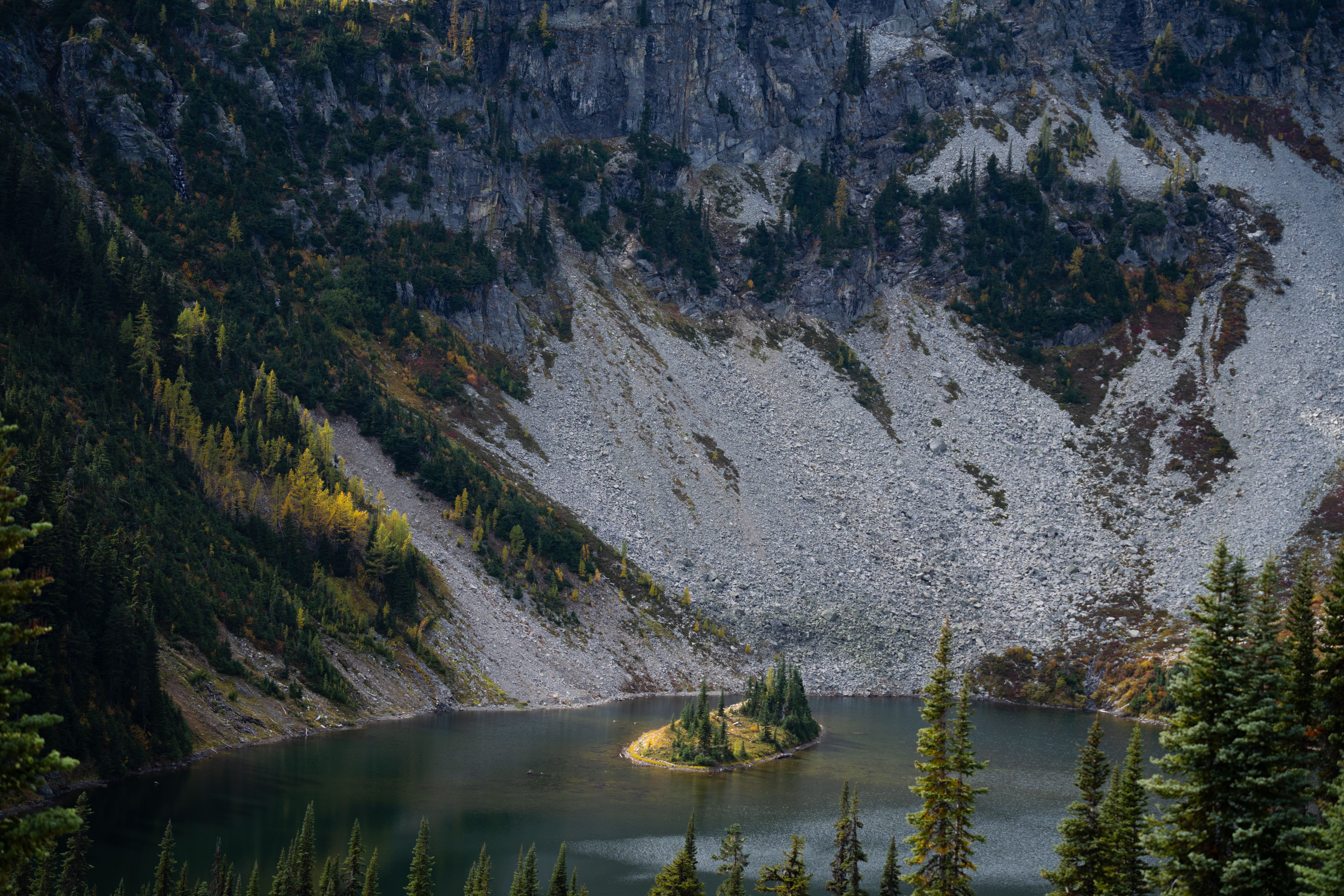 Serene Alpine Lake in North Cascades · Free Stock Photo