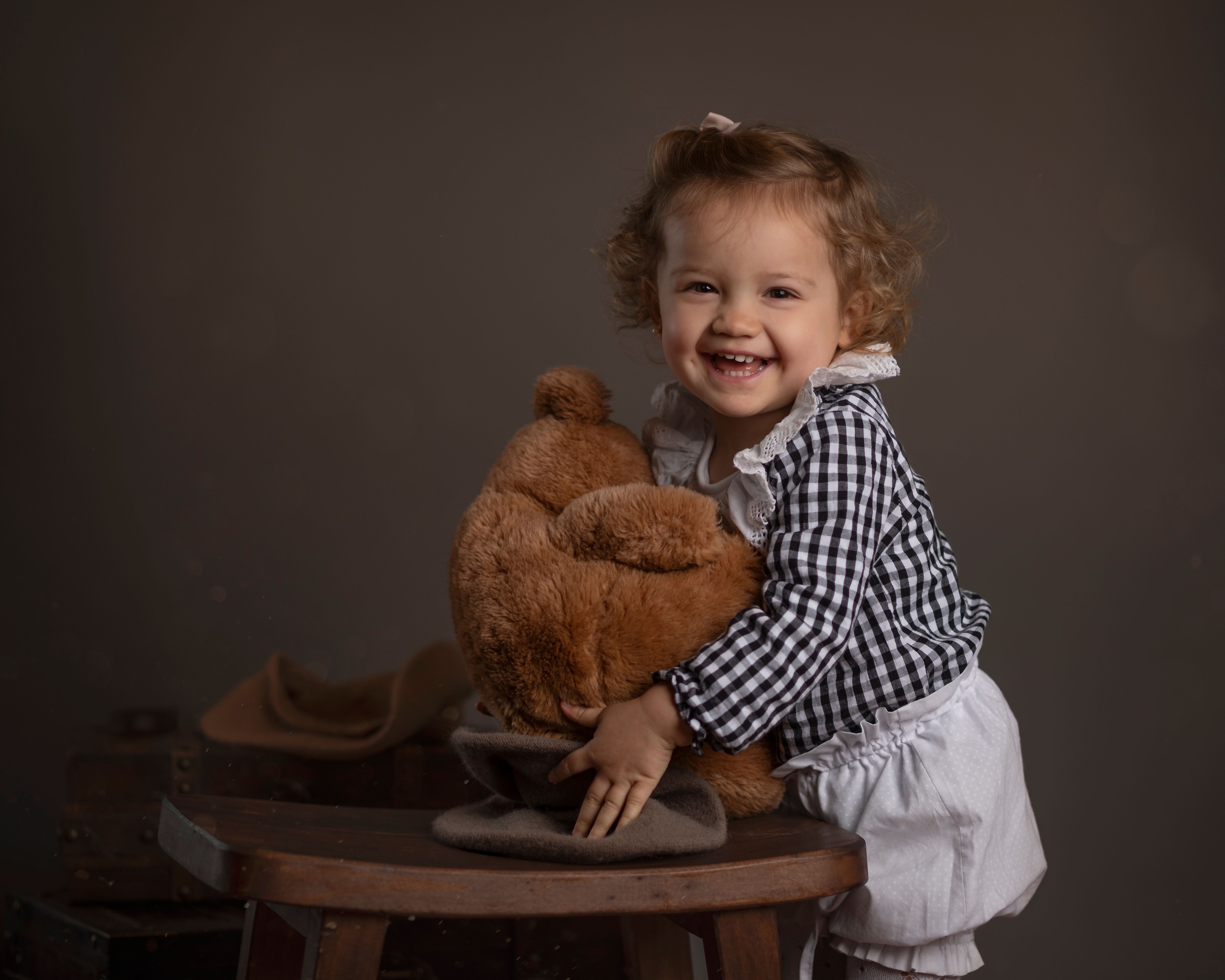 Adorable Niño Abrazando A Un Osito De Peluche Con Alegría · Foto de ...