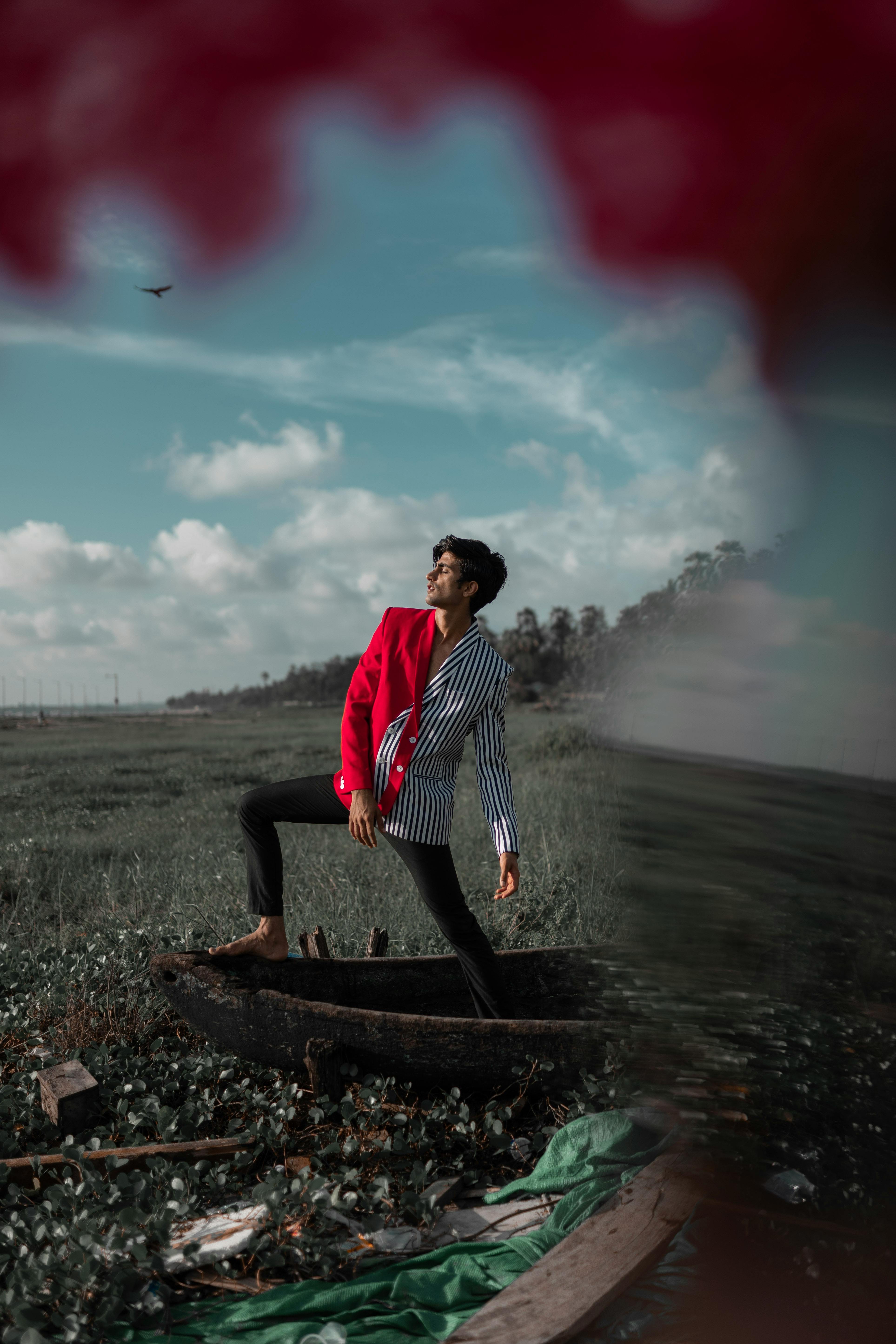 Man Standing on Canoe · Free Stock Photo