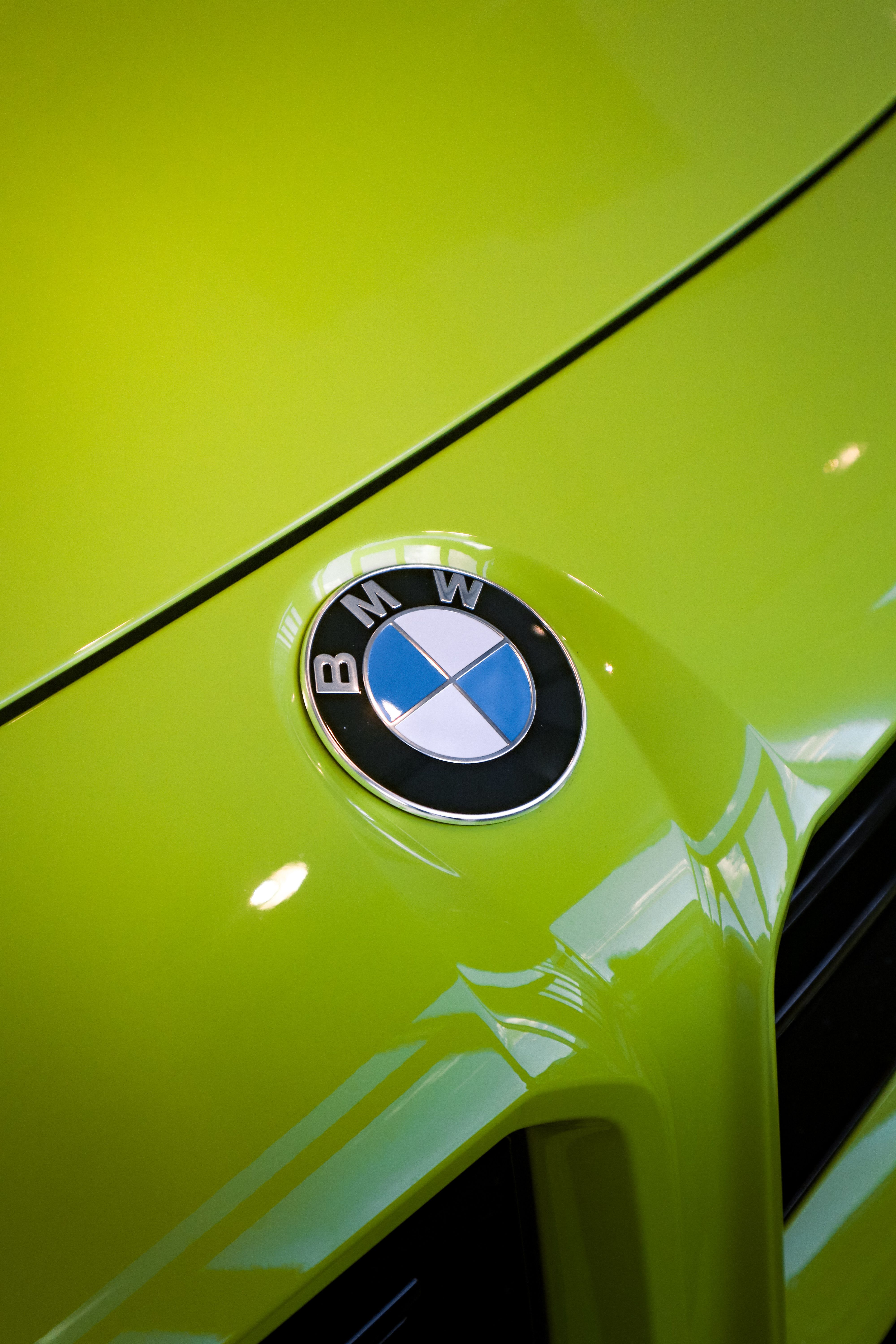 Primer Plano De Un Coche Verde Lima Con El Logotipo De Bmw · Foto de ...