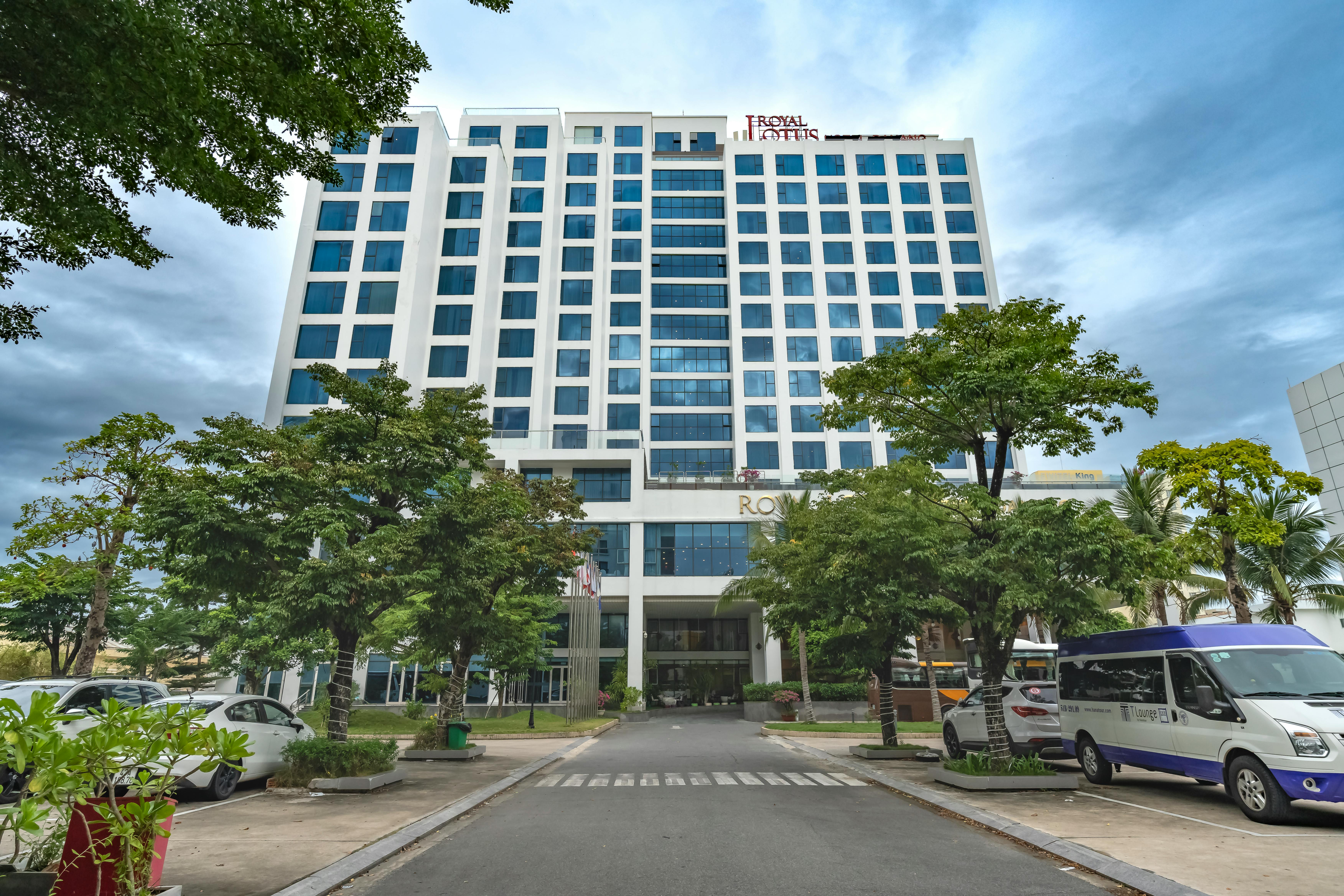 Modern Hotel Exterior with Lush Greenery · Free Stock Photo