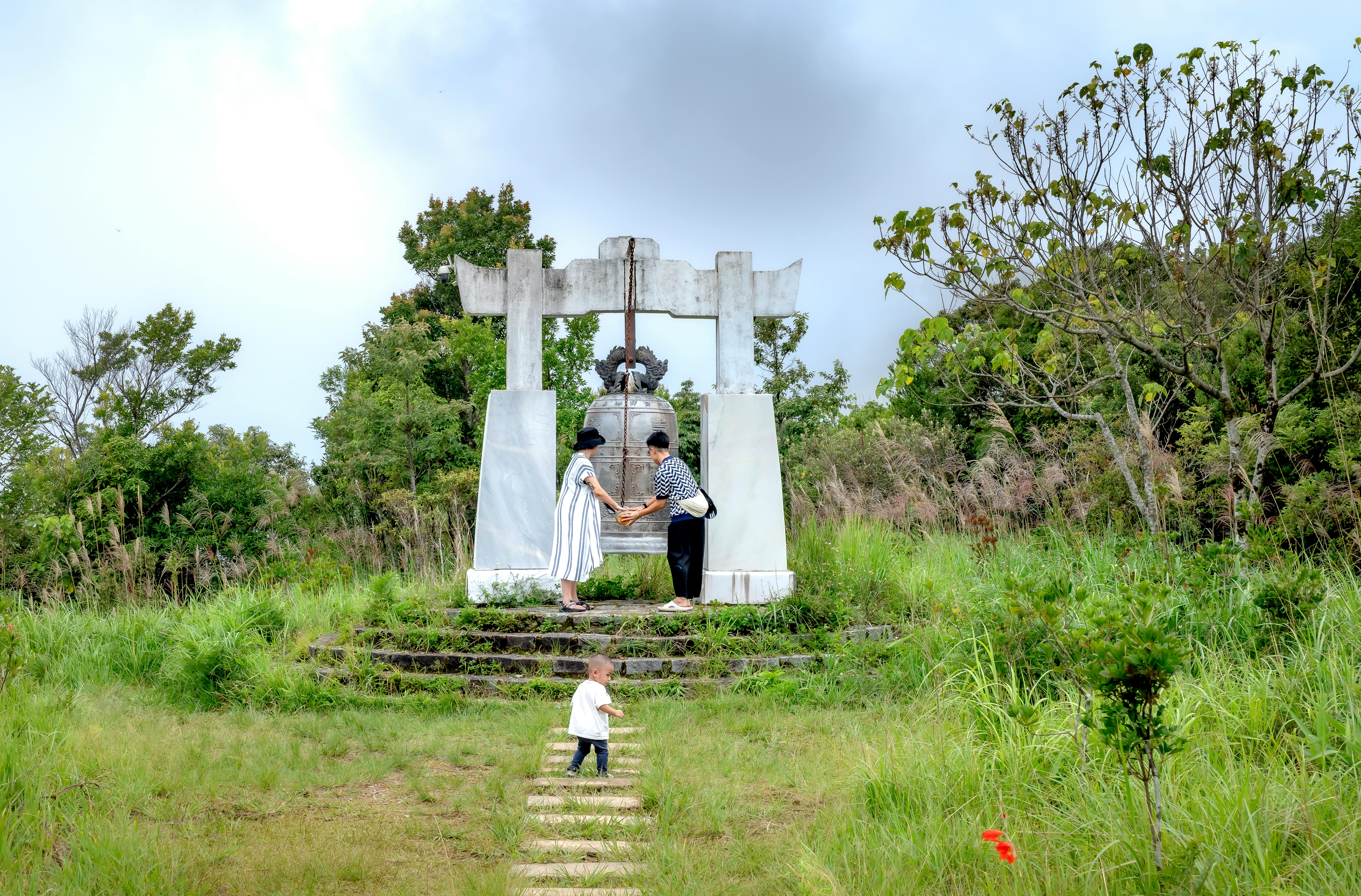 Family Gathering at Outdoor Monument in Nature · Free Stock Photo