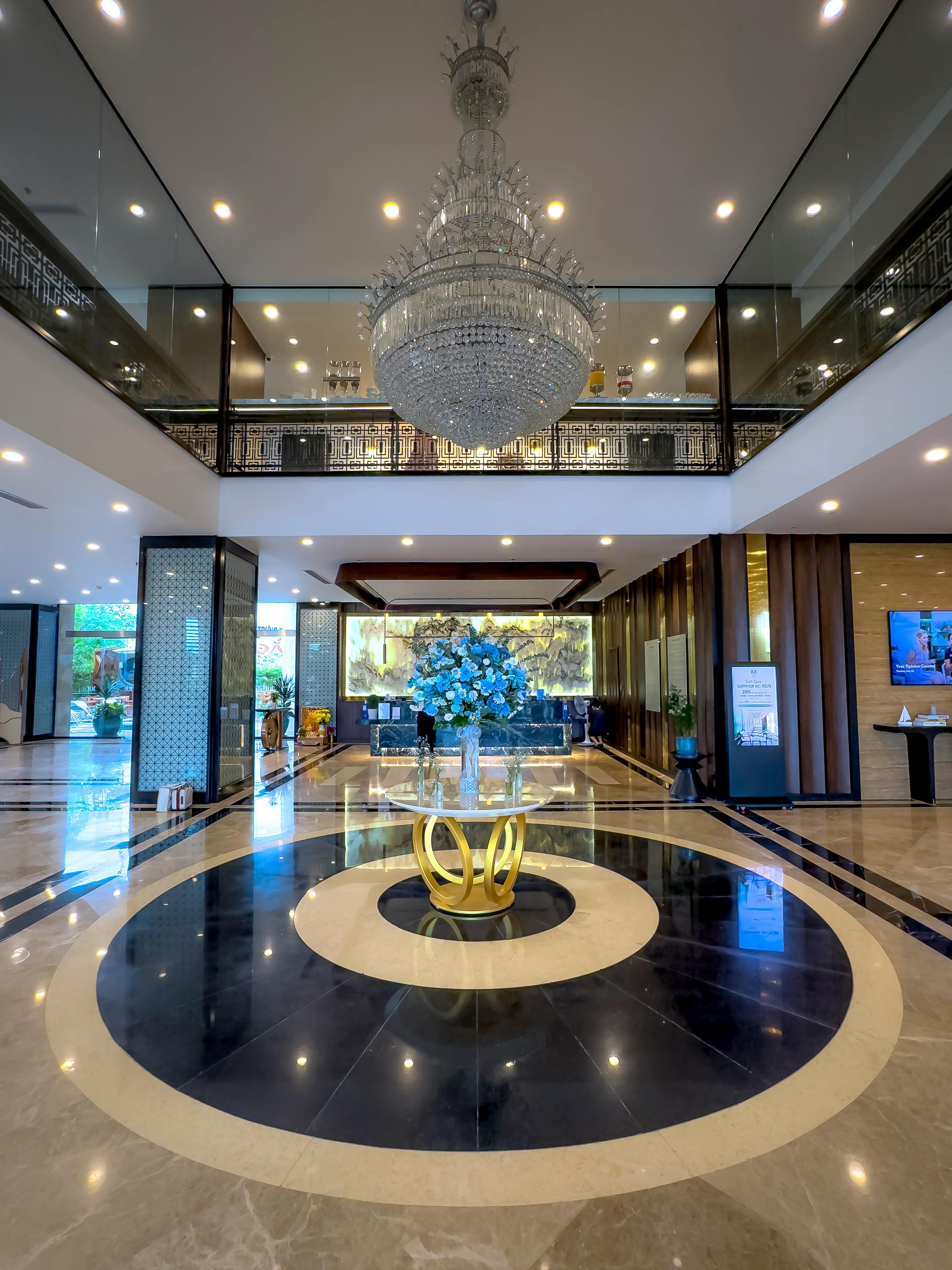 Elegant Hotel Lobby with Grand Chandelier · Free Stock Photo