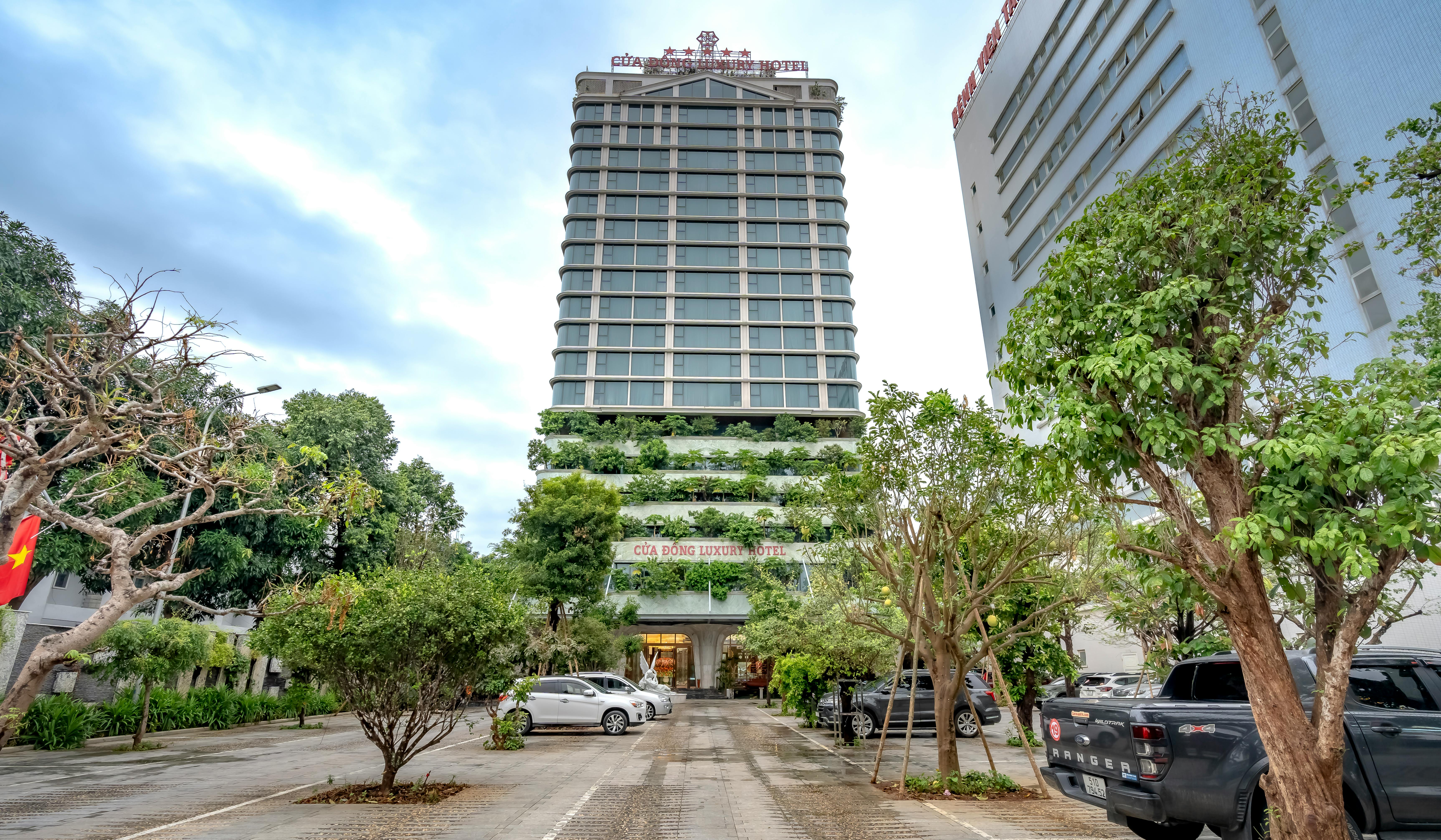 Front View of Luxury Hotel with Green Facade · Free Stock Photo