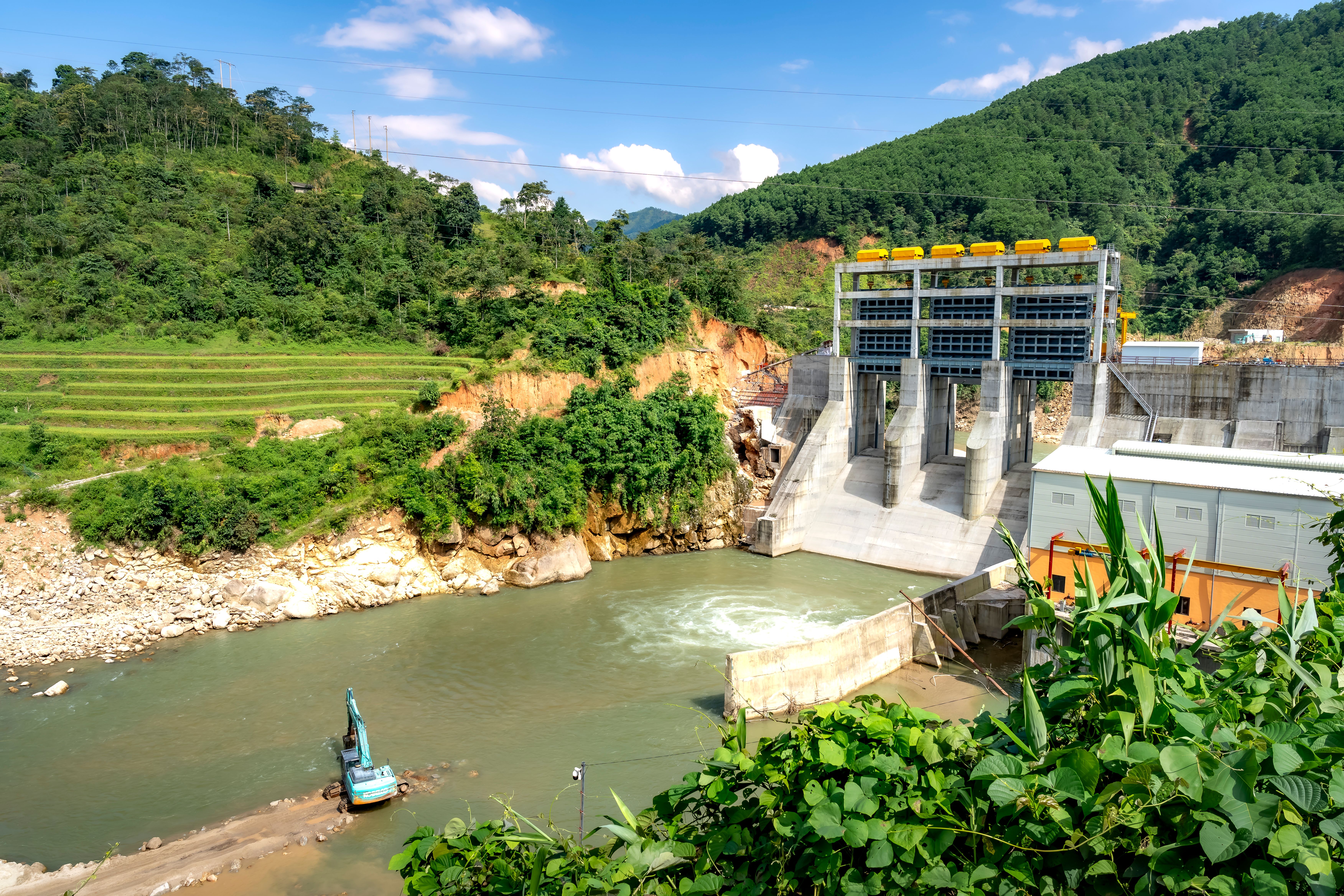 Hydroelectric Dam in Lush Green Valley · Free Stock Photo