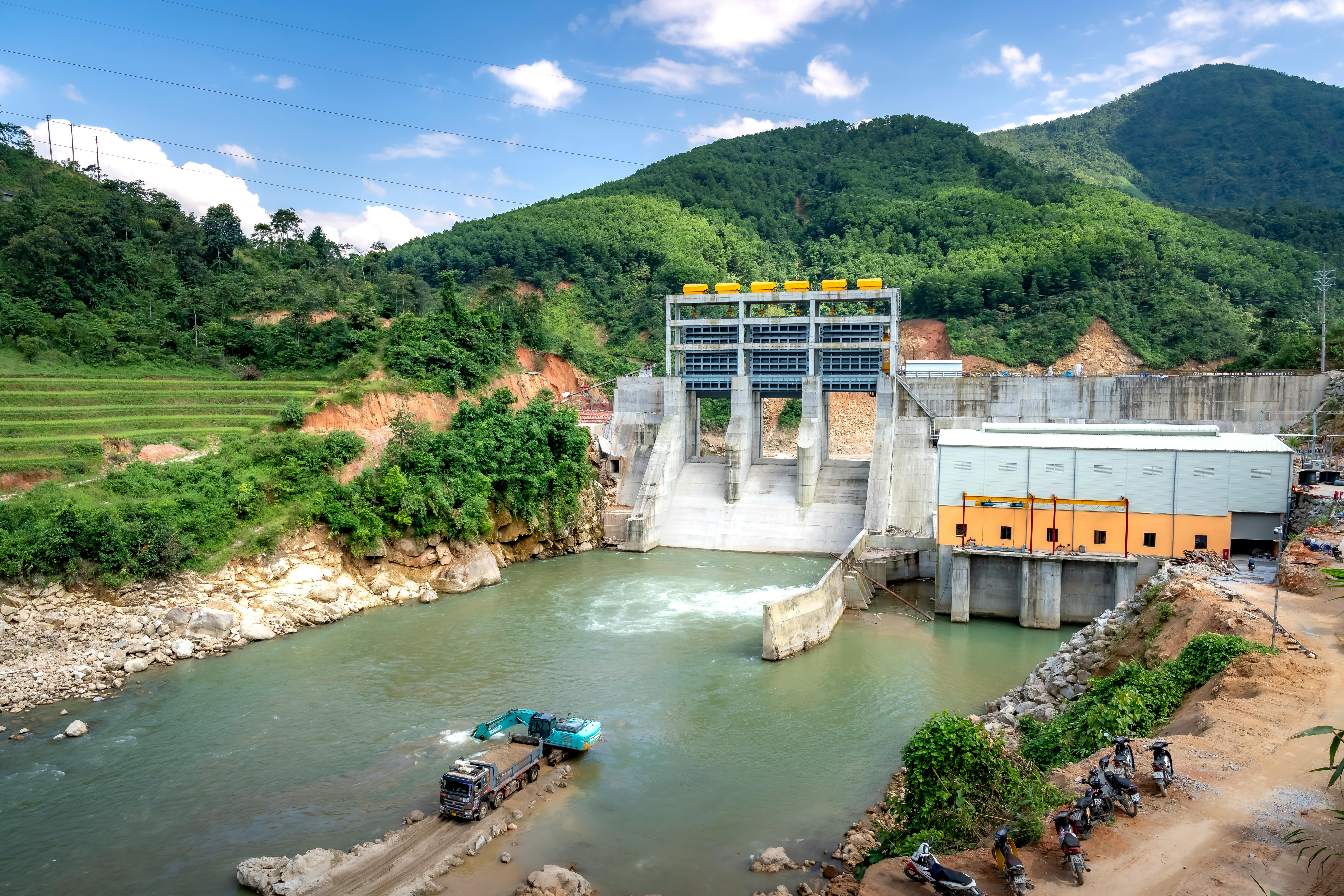 Hydroelectric Dam in Lush Mountainous Region · Free Stock Photo
