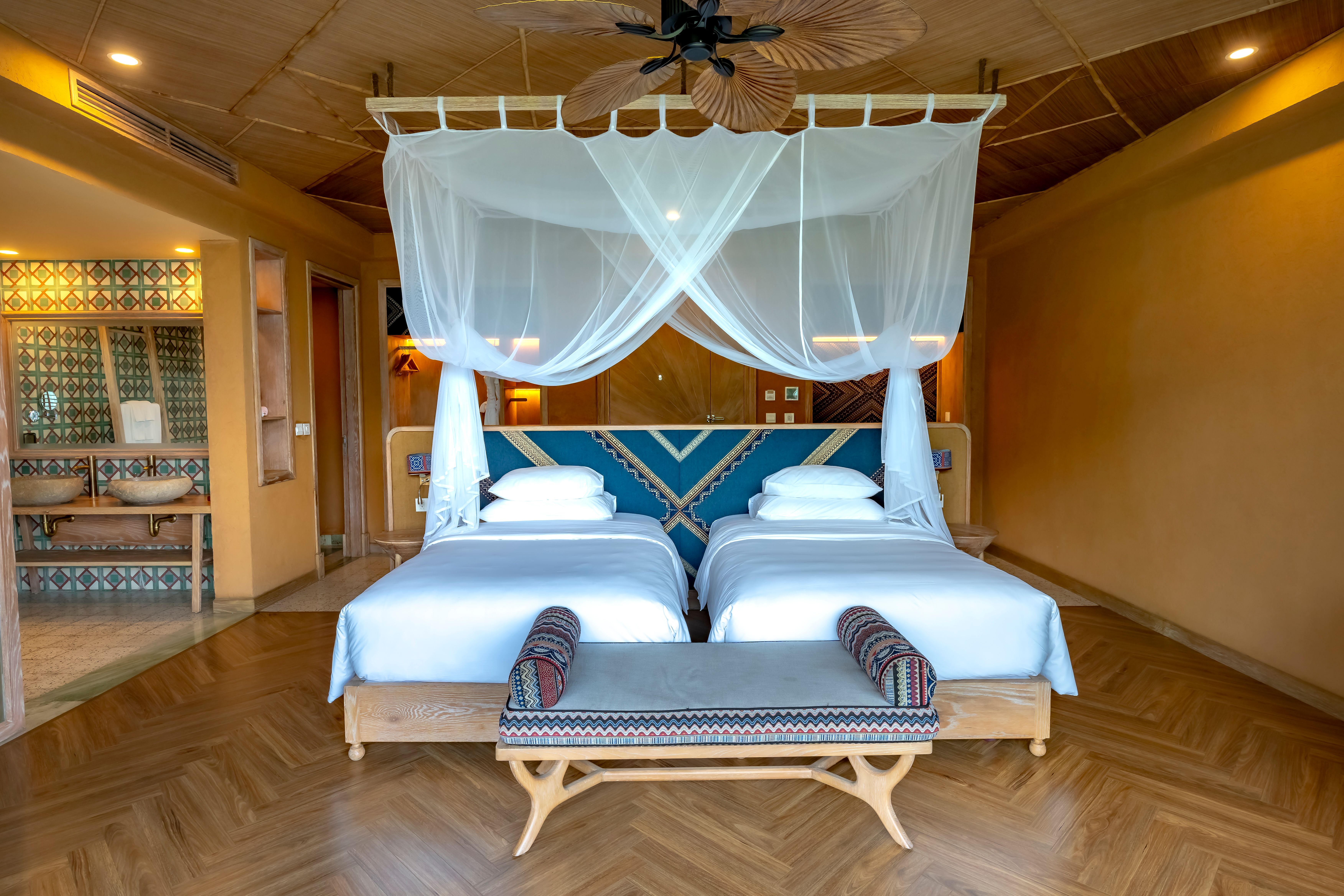 Luxurious Tropical Hotel Room with Canopy Bed · Free Stock Photo