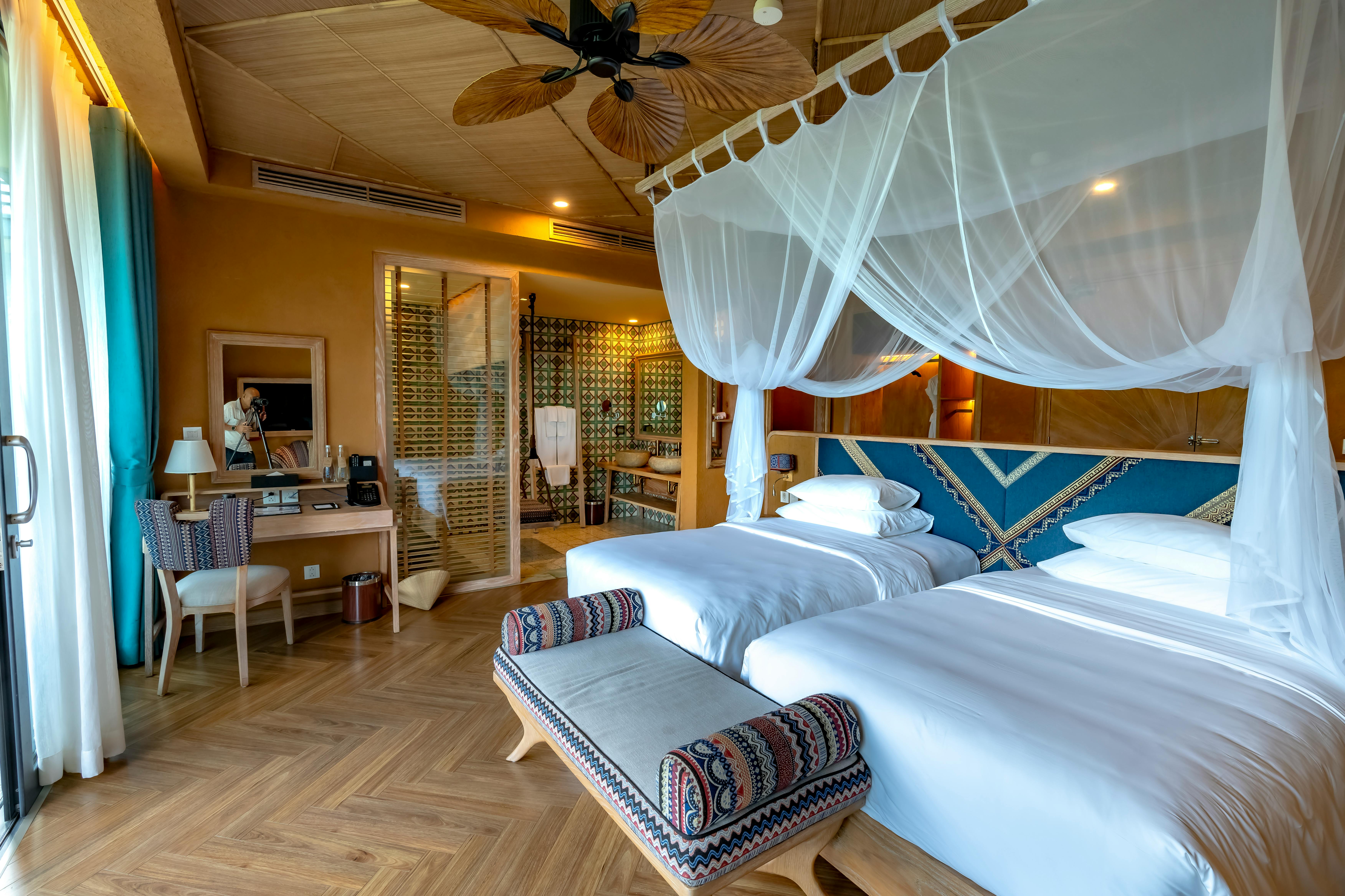 Luxurious Tropical Resort Bedroom with Canopy Bed · Free Stock Photo
