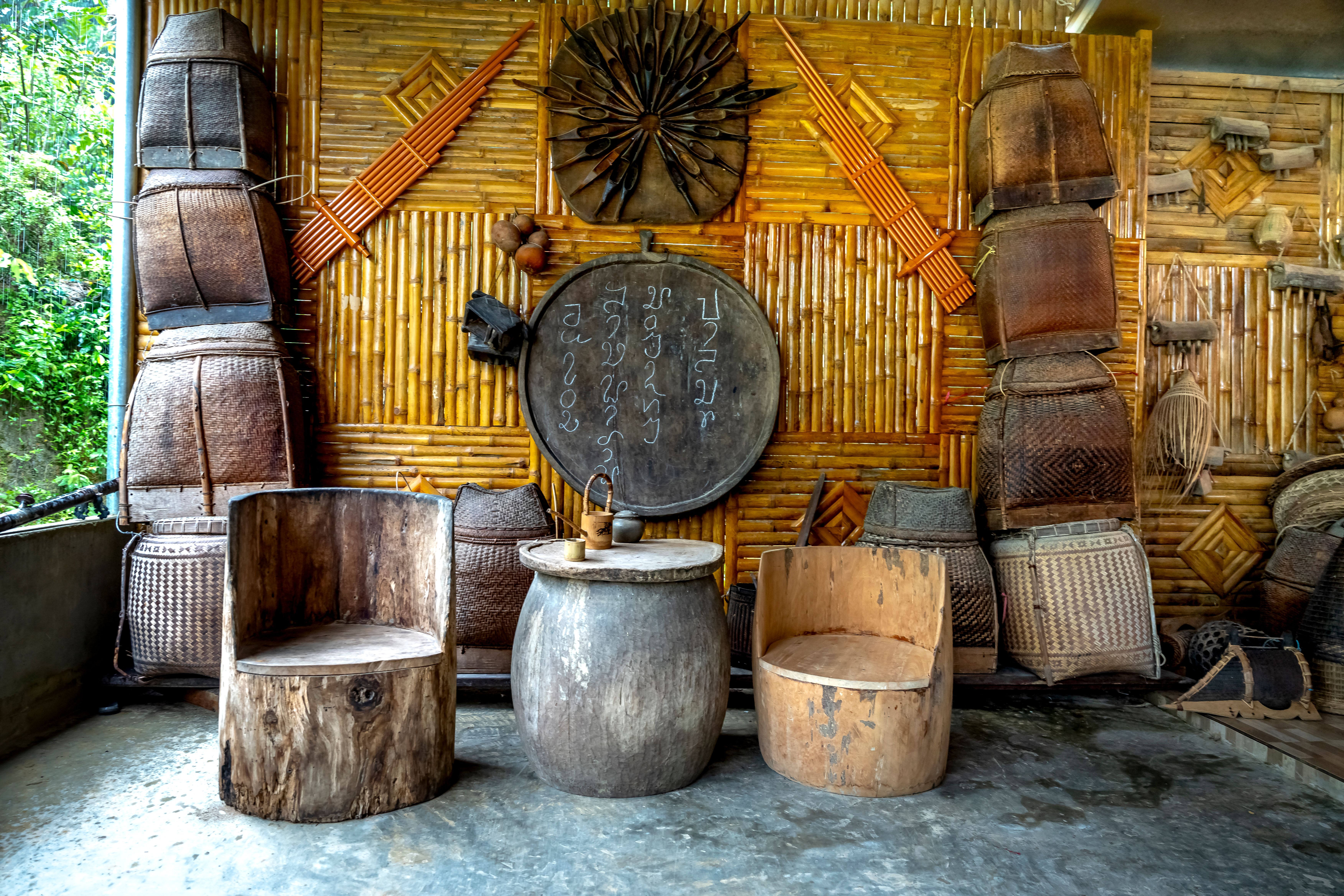 Decoración Rústica De Bambú Con Sillas Vintage · Foto de stock gratuita