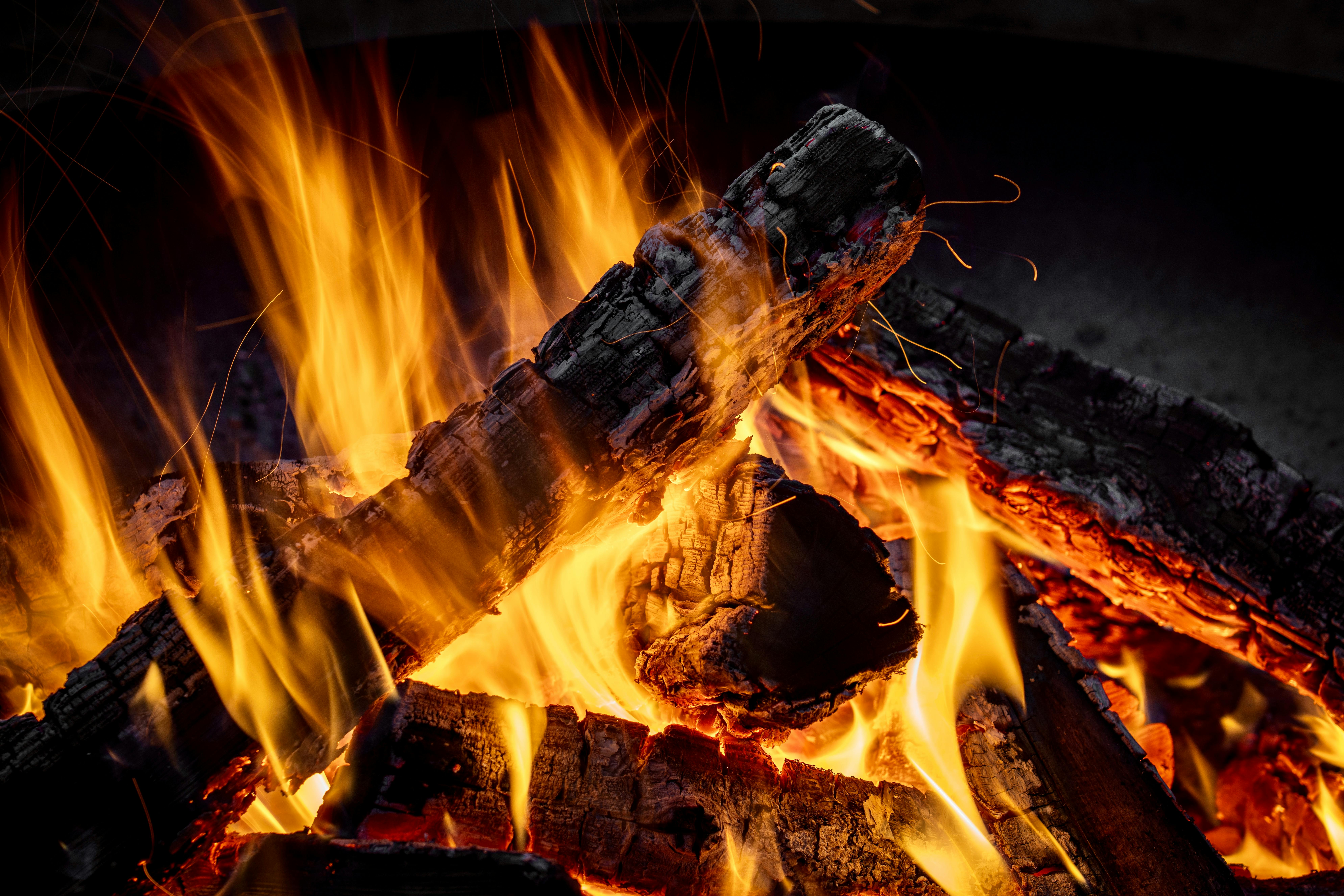 Primer Plano De Una Fogata Vibrante En La Noche · Foto de stock gratuita